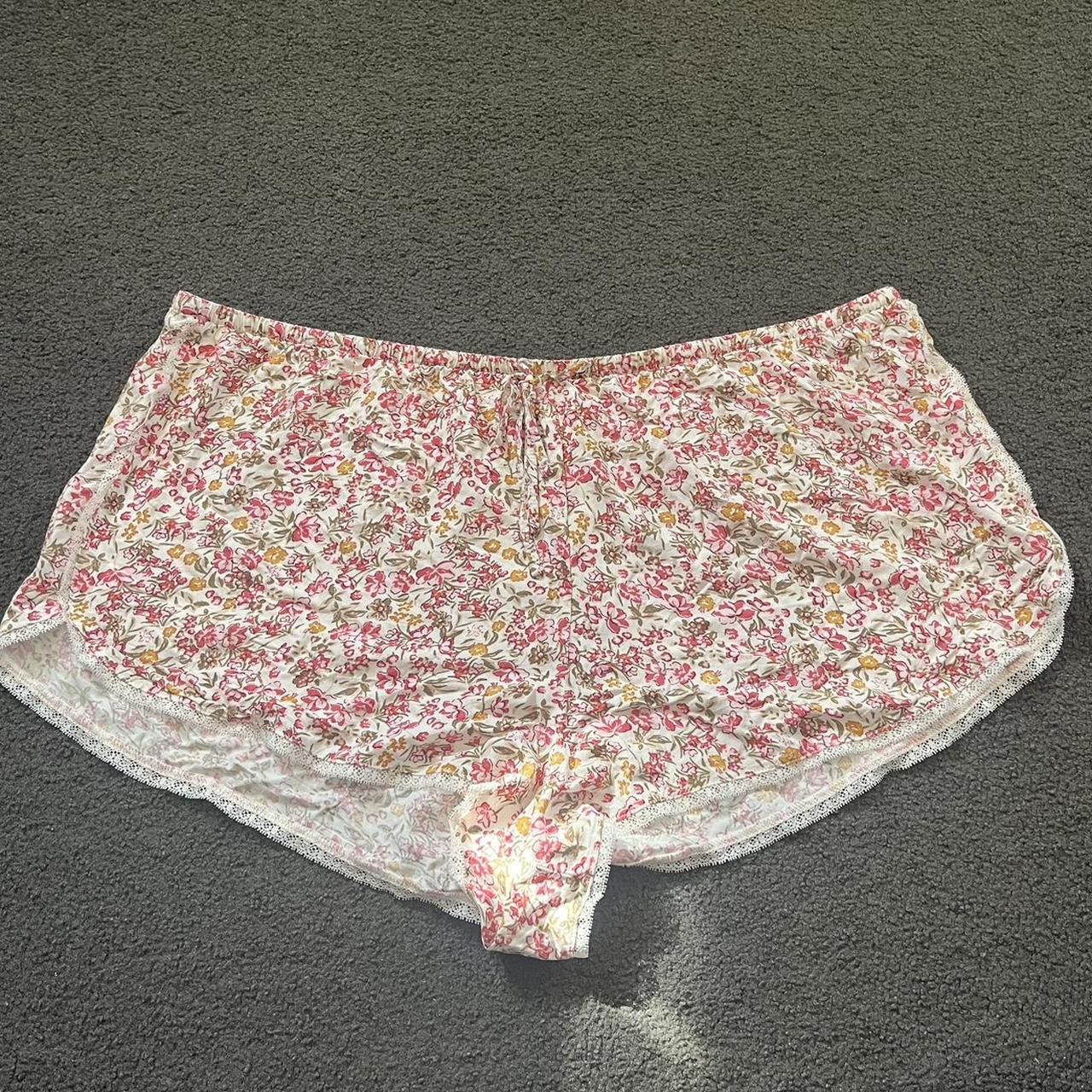 XL floral print pattern pajamas set with lace. In... - Depop