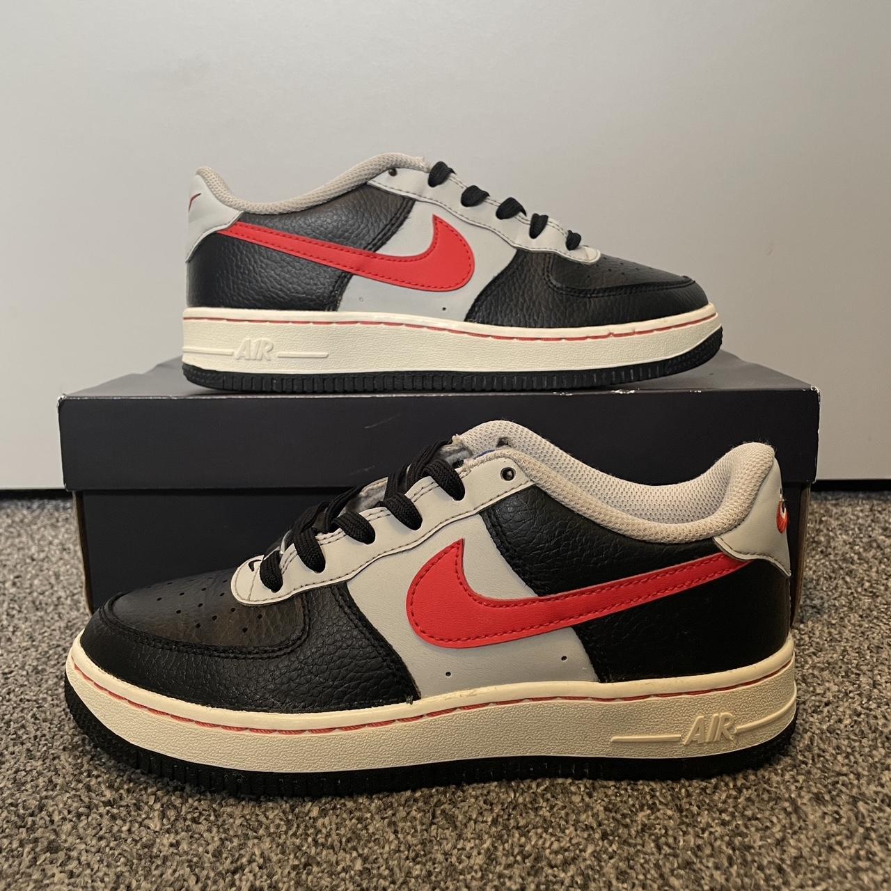 Nike Women's Black and Red Trainers | Depop