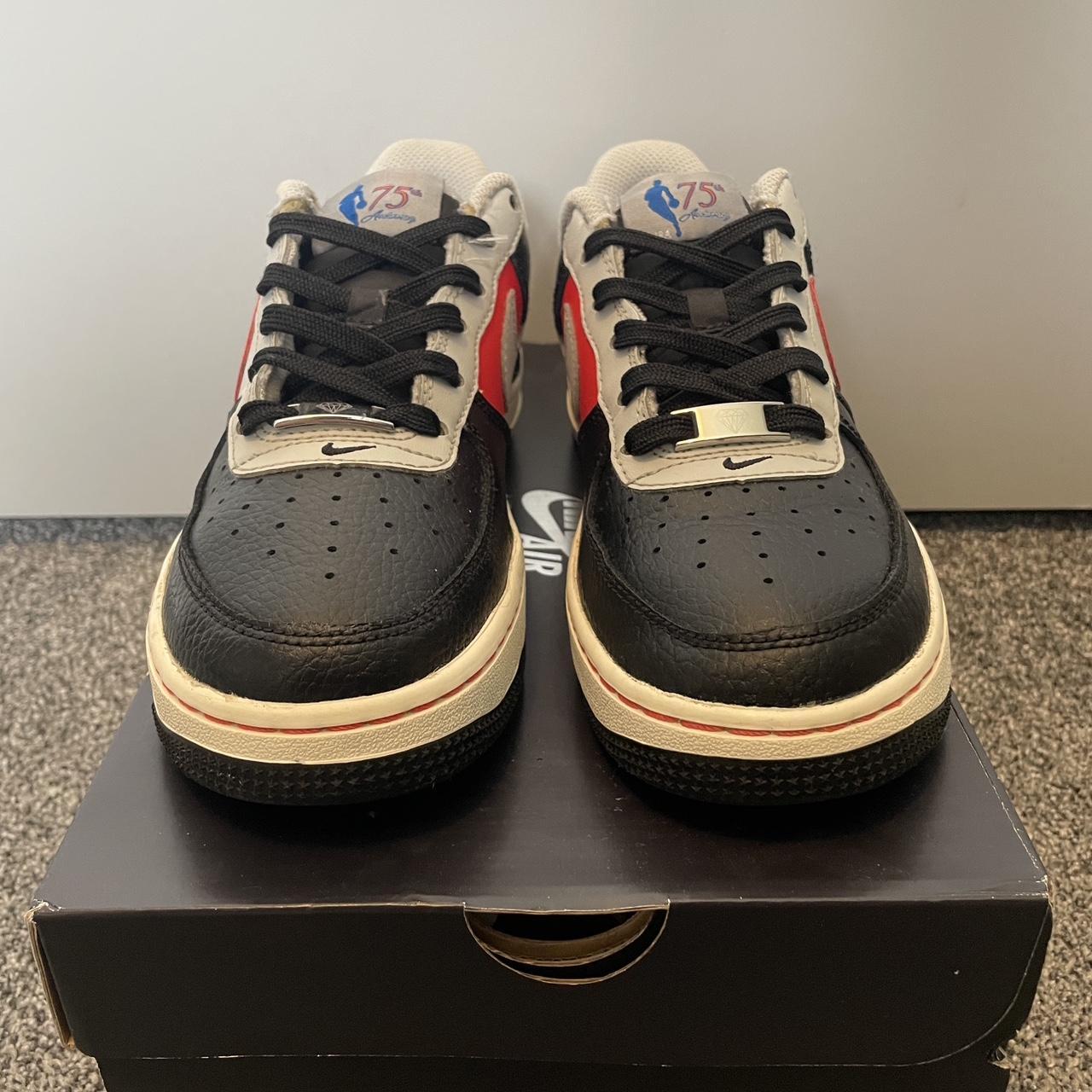 Nike Women's Black and Red Trainers | Depop