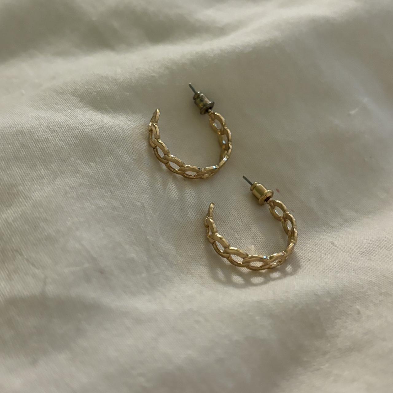 gold hoops! so cute and never worn! free shipping! - Depop