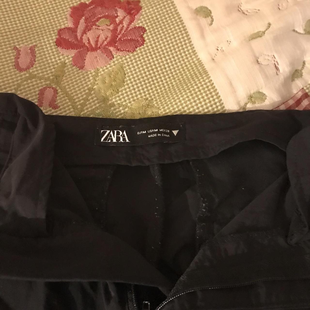 Black cargo pants with a nice fit and a baggy look... | Depop