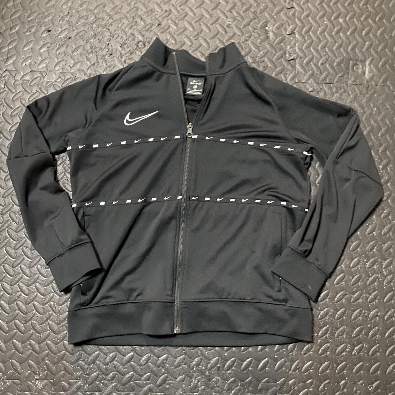 Youth XL Nike zip up Great condition, hardly worn - Depop