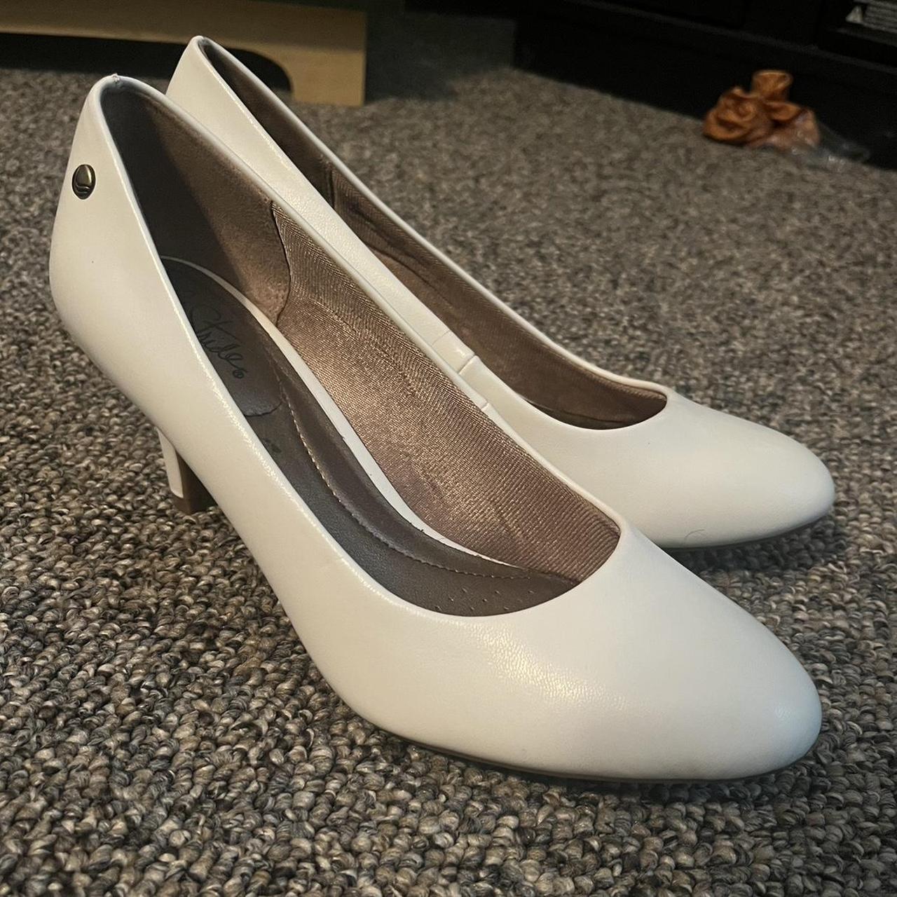 SIZE 8 CLOSED TOE WHITE HEELS -white -3in... - Depop