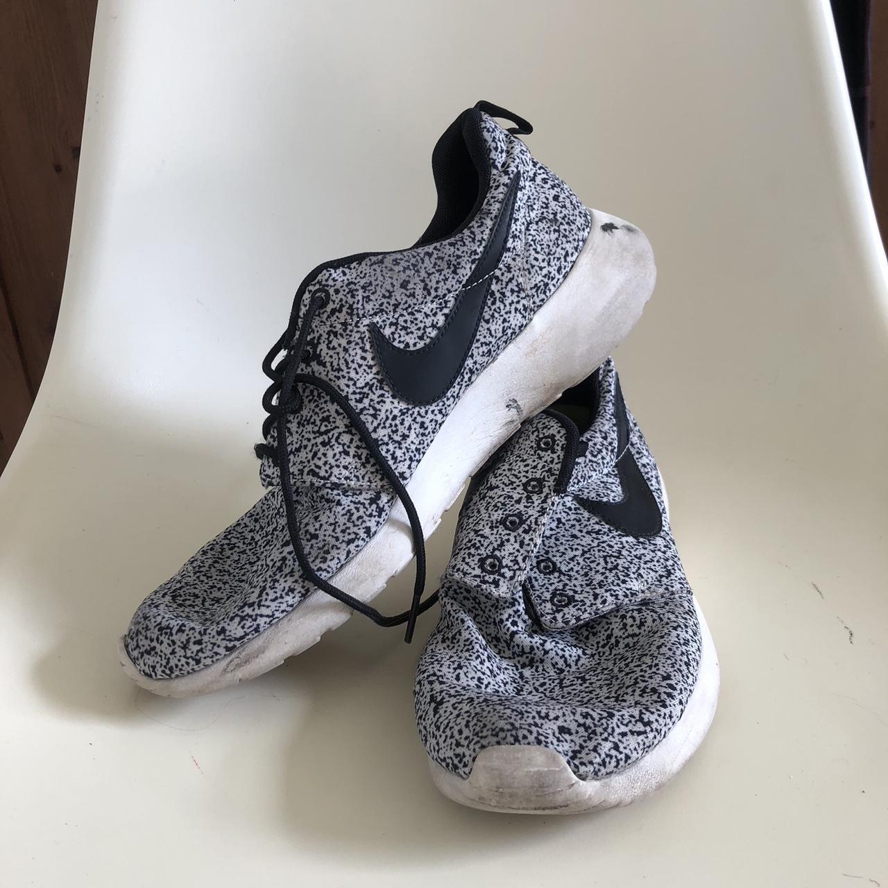 Nike roshe run Static. Missing one original lace.... - Depop