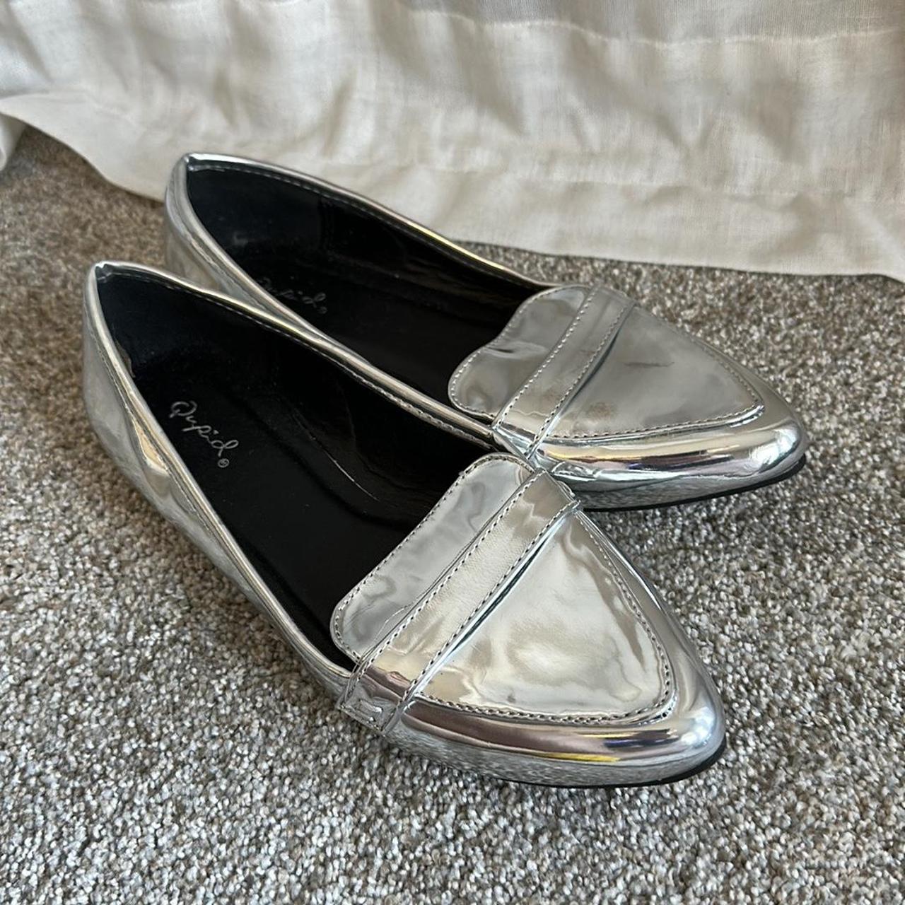 Silver metallic flats Women’s size 8 - Depop