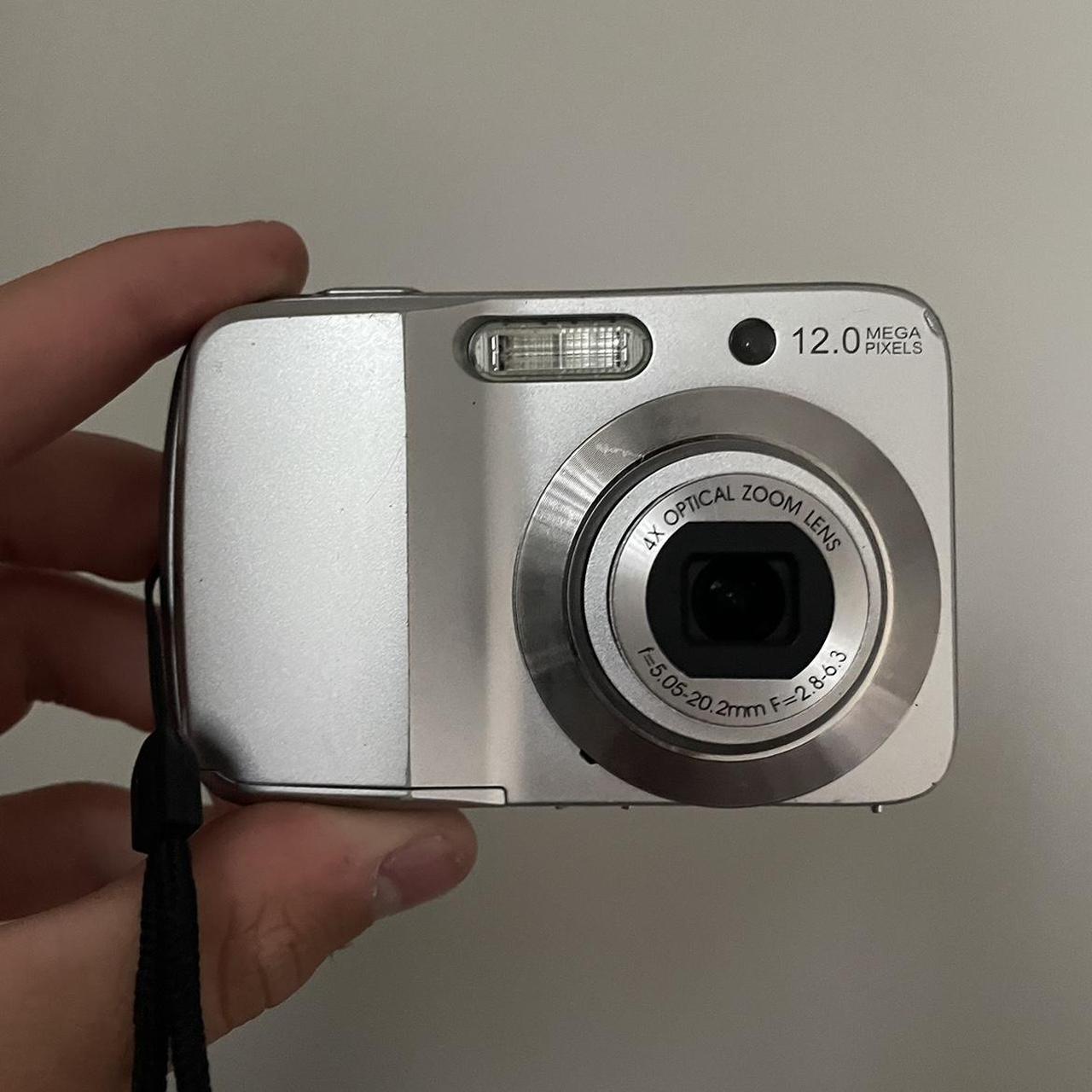 Nice little hp digital camera Takes amazing pictures... - Depop