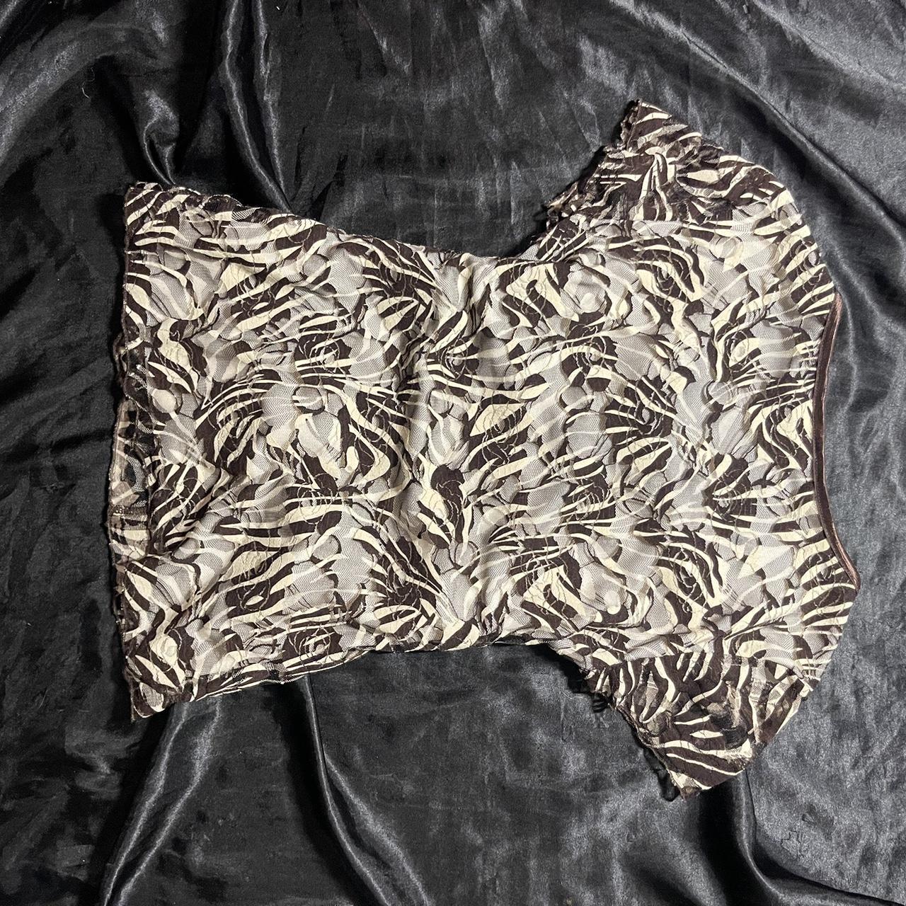 Small fitted y2k v neck w zebra print! #y2k #grunge - Depop