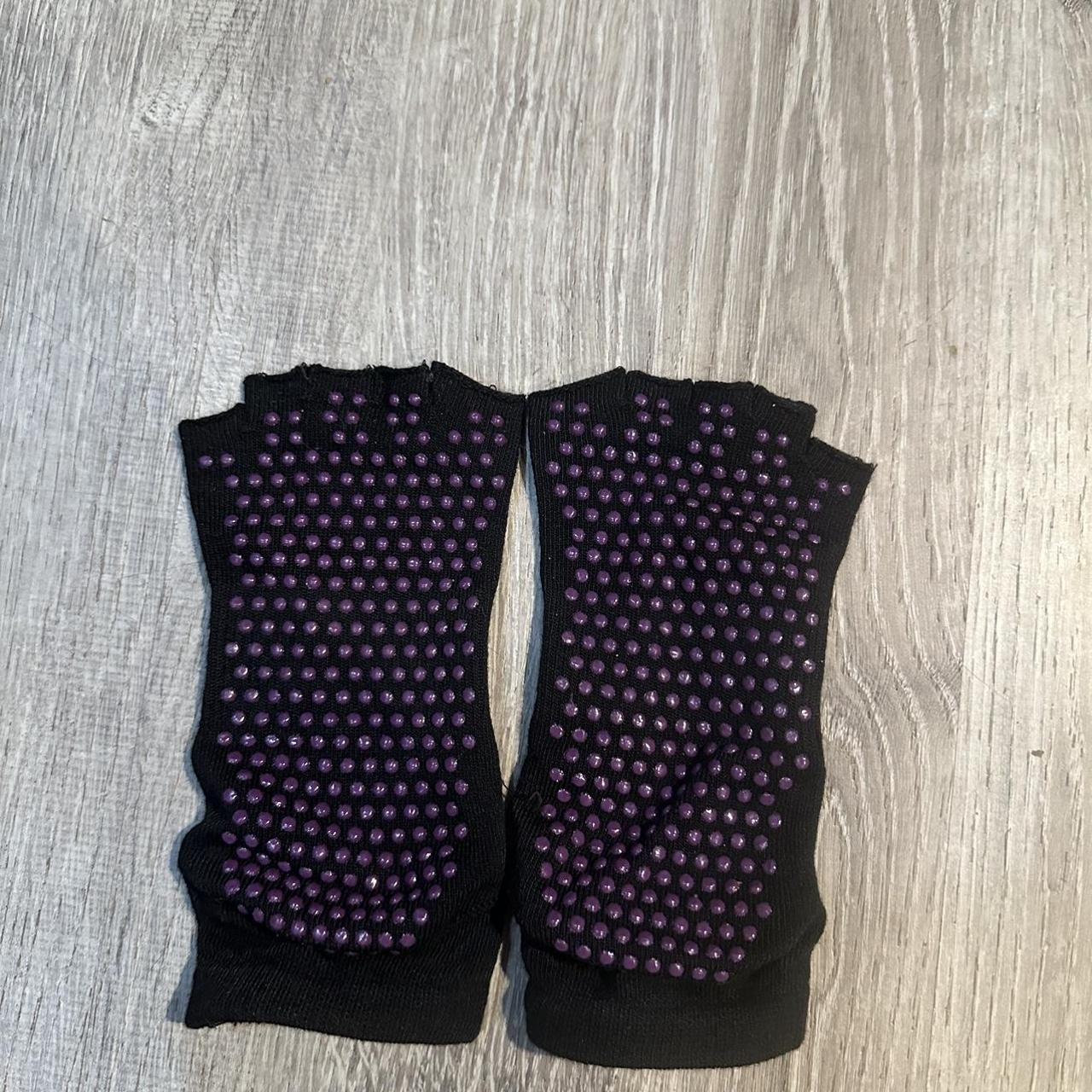 Grippy toeless yoga socks never used - Depop