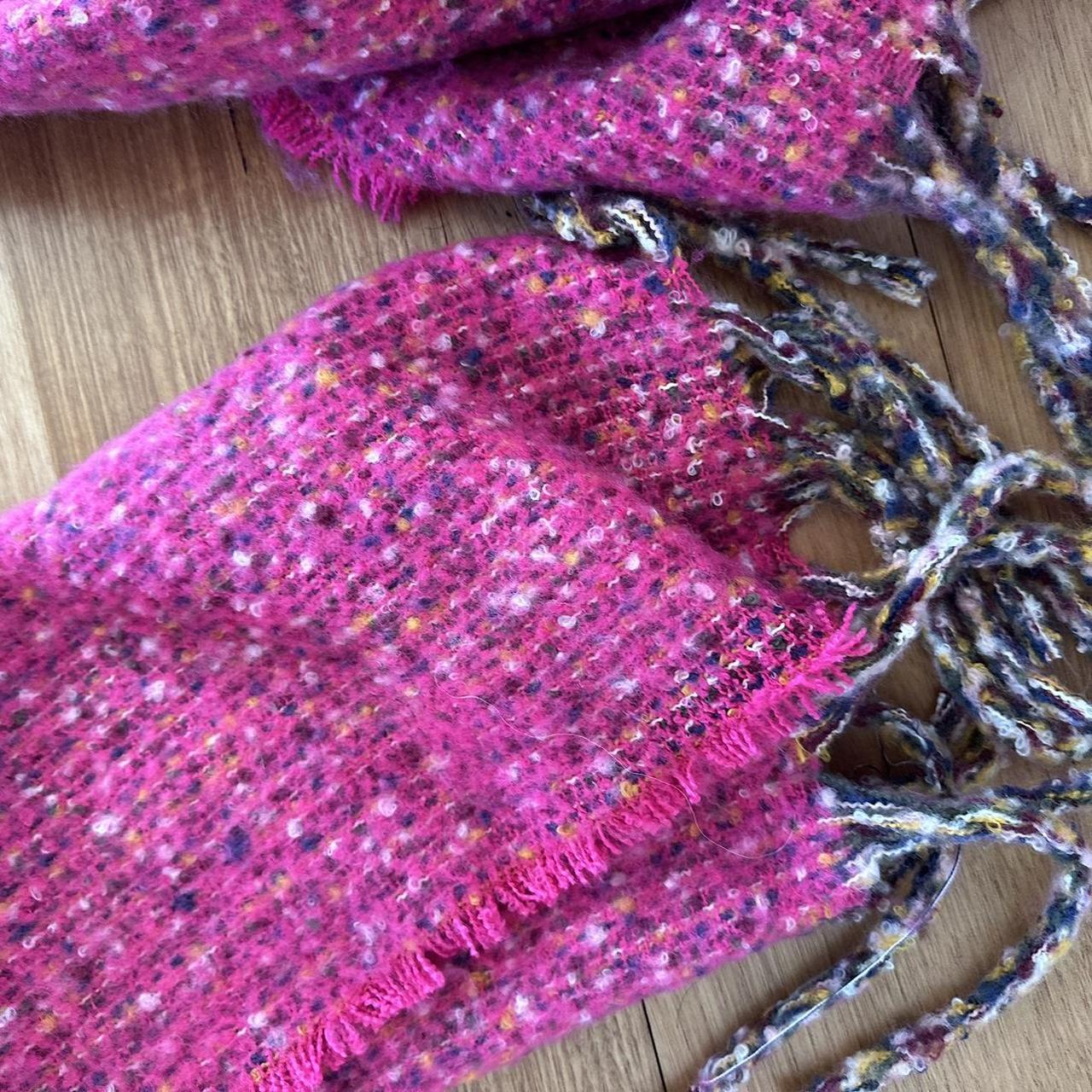 Pink wool scarf - Depop
