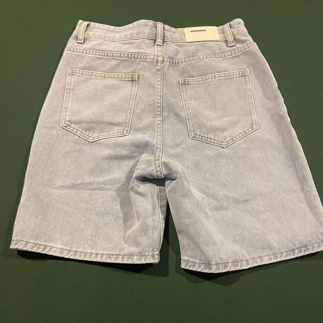 Un branded jorts , fits like a small , no size tag - Depop