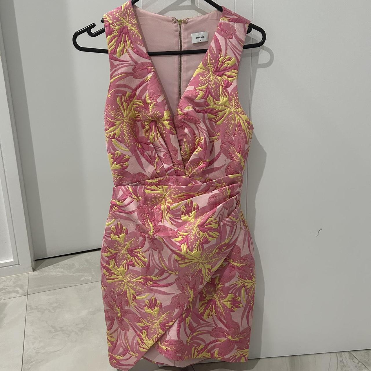 Sheike dress Super cute fit sits nice and tight on... - Depop