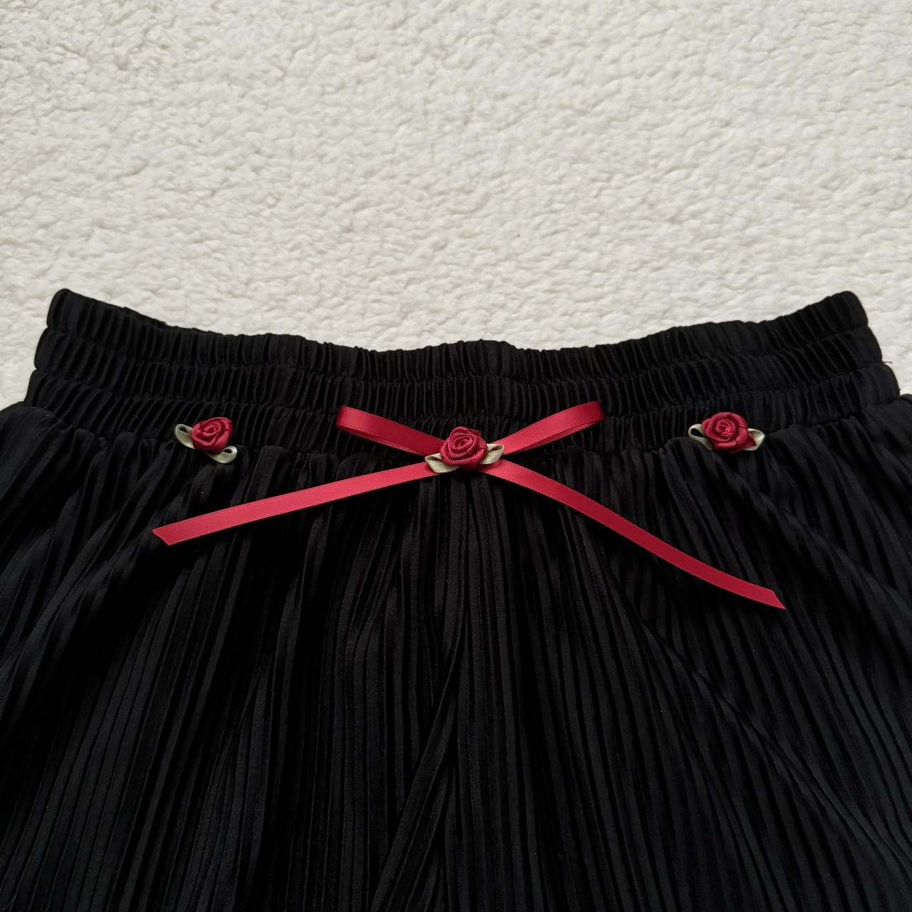 red rosebuds & red ribbon bow black ribbed flowy... - Depop