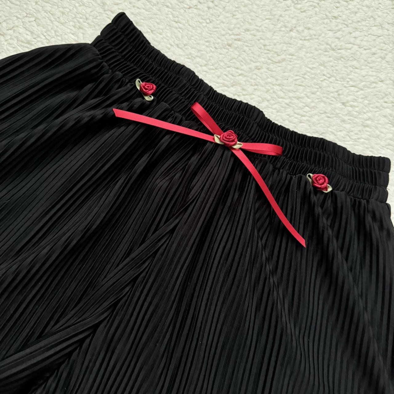 red rosebuds & red ribbon bow black ribbed flowy... - Depop