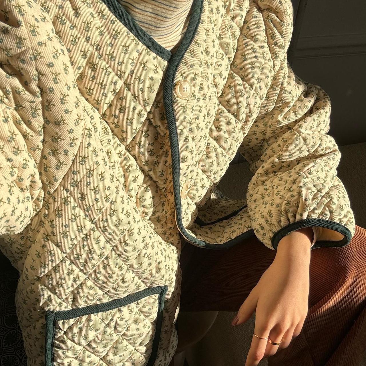 Lovely quilted Floral jacket with contrasting green... - Depop