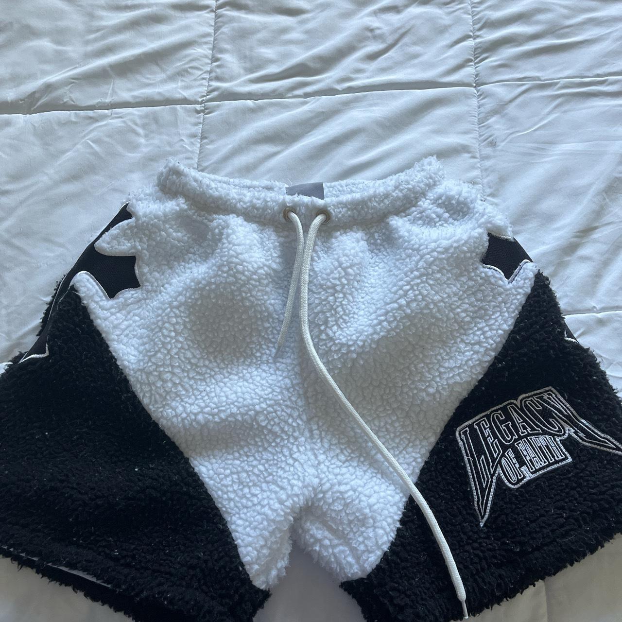 Chasin legacy sherpa shorts Small Worn a few times - Depop