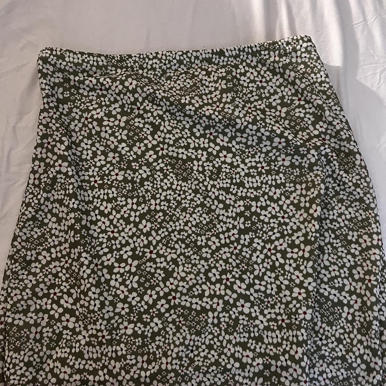 Green floral mini skirt - Depop