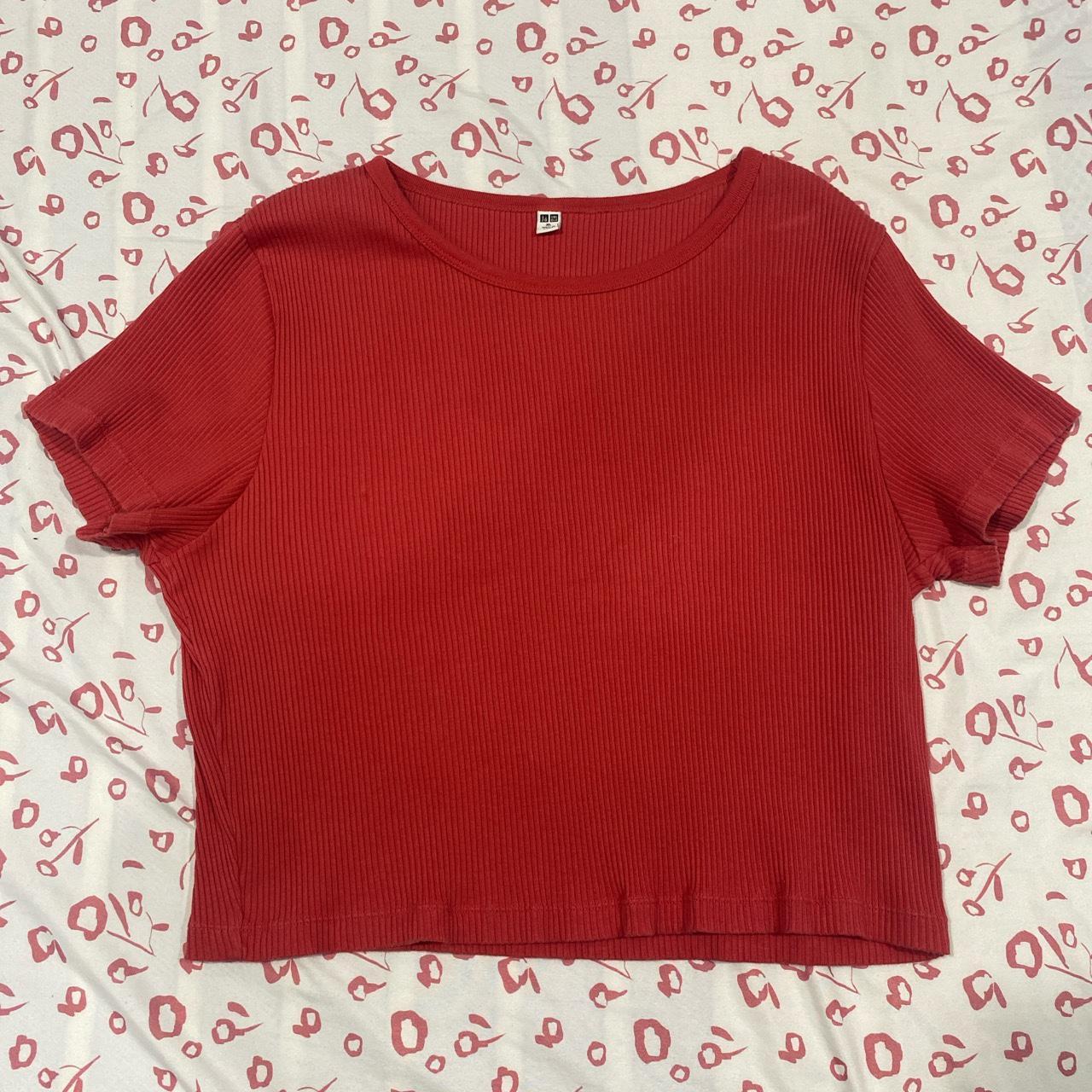 red cropped t-shirt 🍓 - - - #uniqlo #cropped #red - Depop
