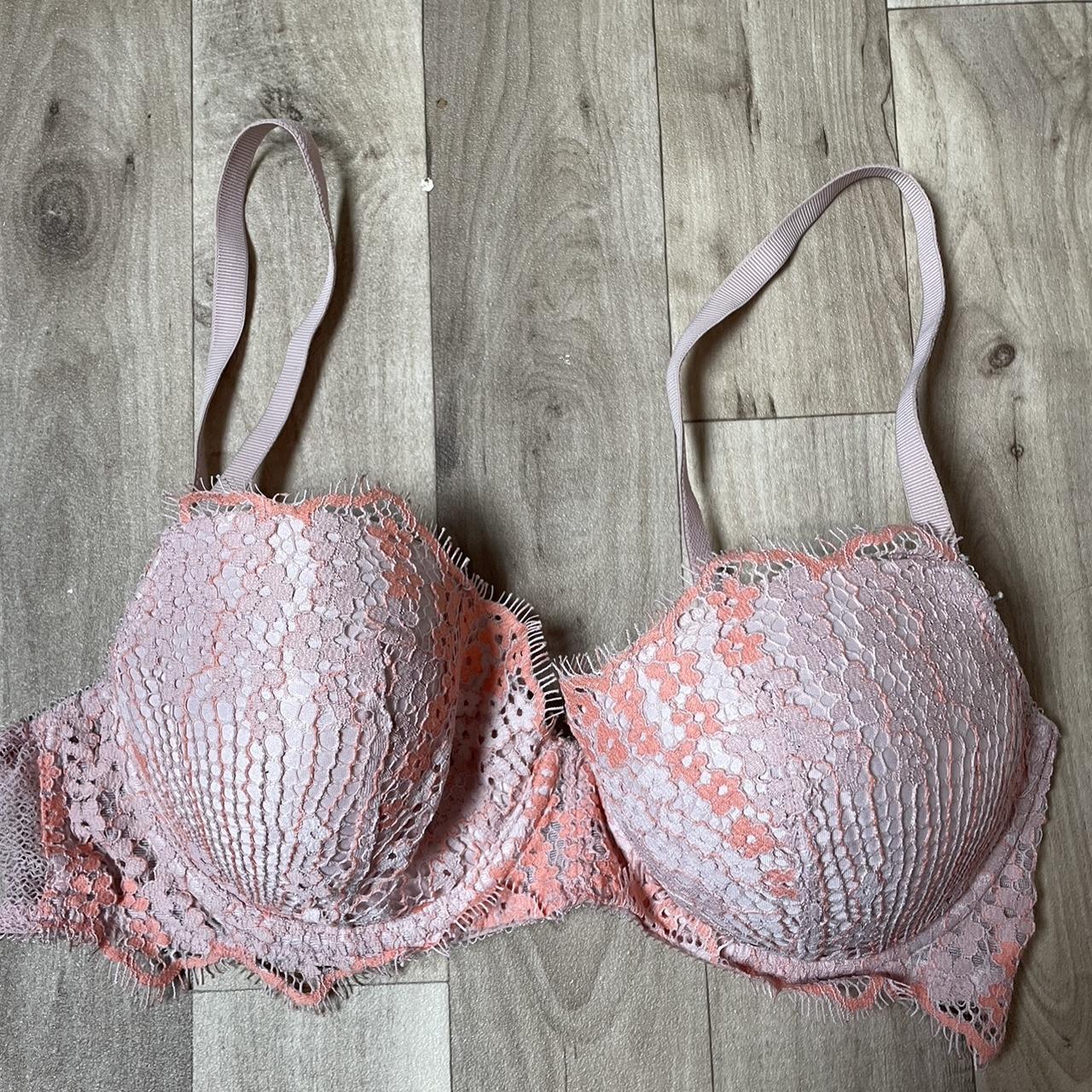 Victoria secret bra in size 32d. Love this bra but... - Depop