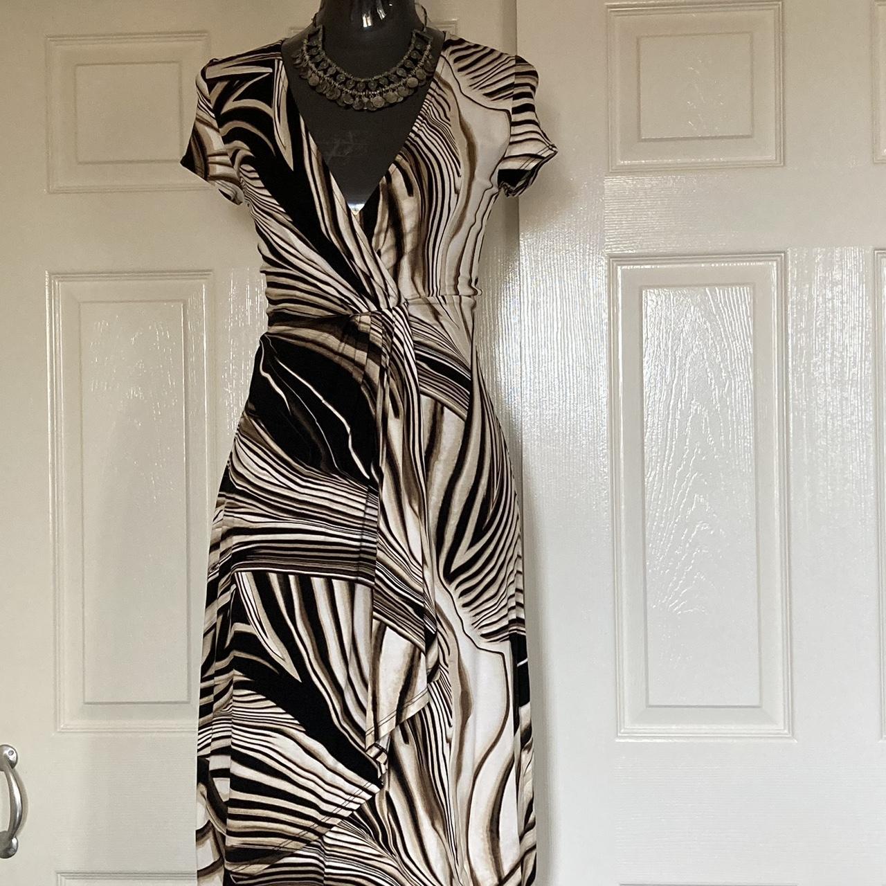 A lovely summer dress by Wallis with waist cinching... - Depop