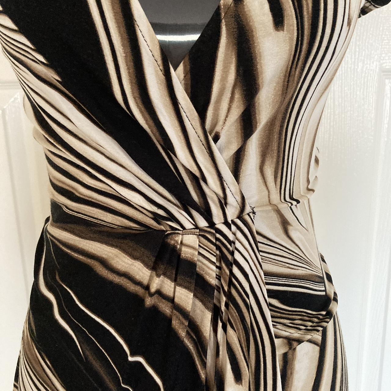 A lovely summer dress by Wallis with waist cinching... - Depop