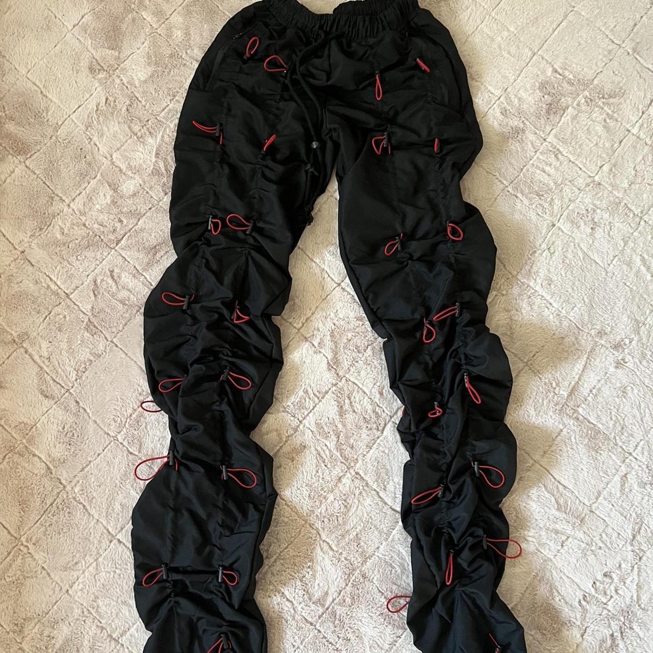 -Bungee pants -Cuffs at the bottom & has pockets - Depop