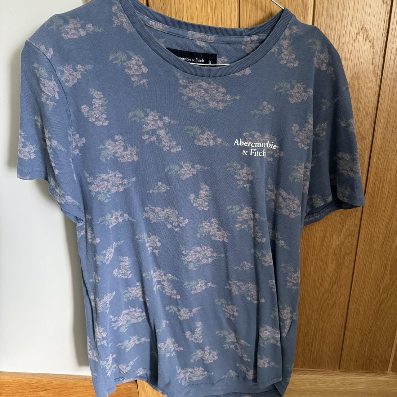 Abercrombie t shirt - Depop