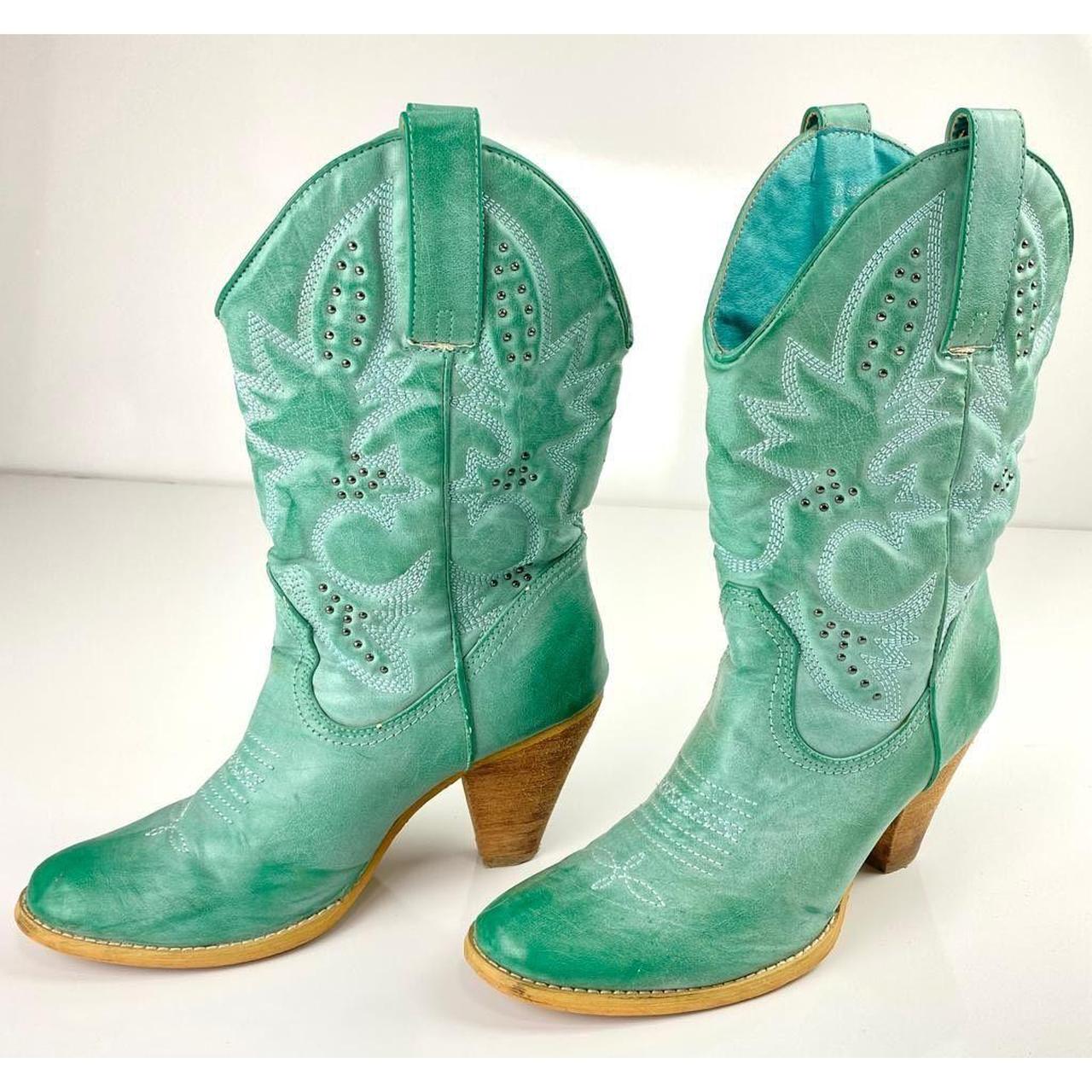 Very Volatile Women's Green Boots | Depop