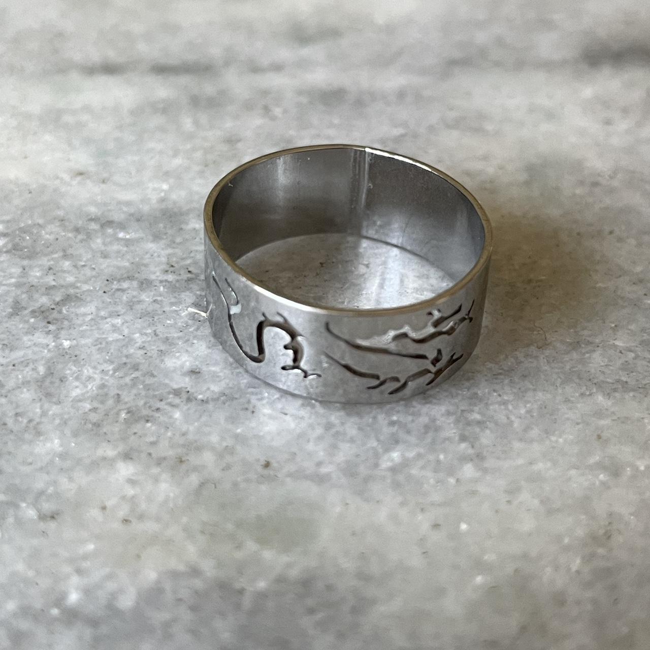 Ring mit Drachenmuster / Tribal (kein echt Silber)... - Depop