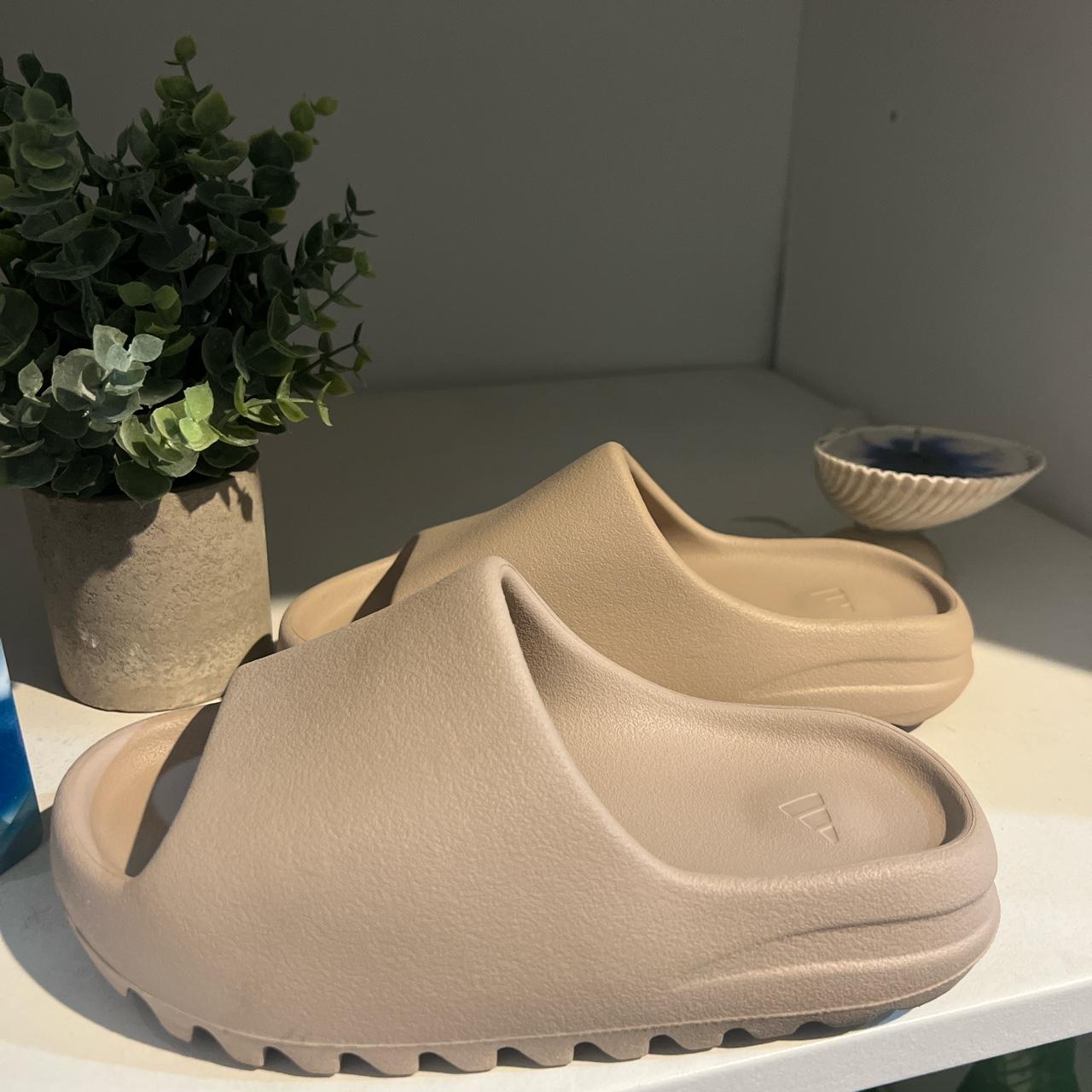 Yeezy Men's Cream Slides | Depop