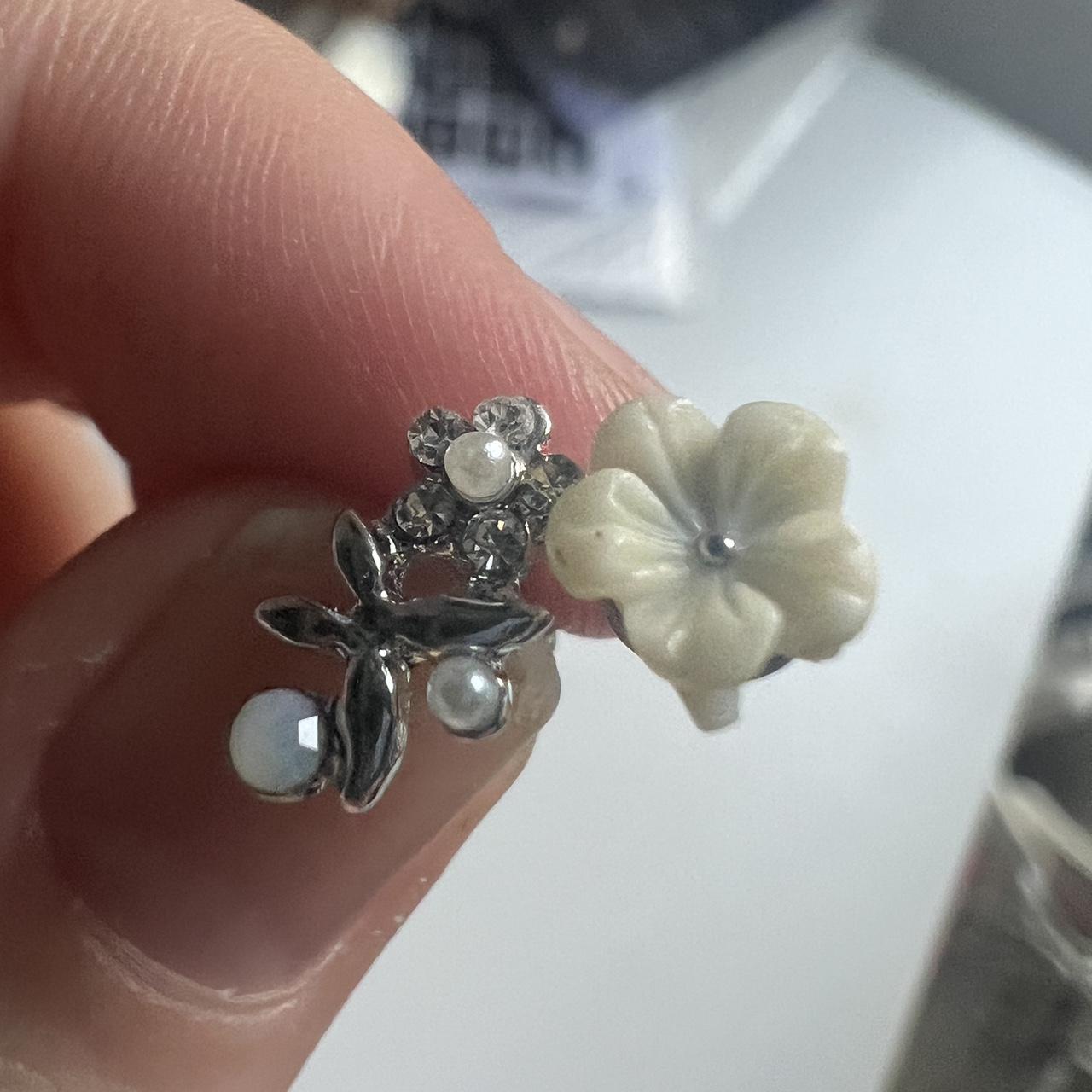 Flower gem cartilage earring with pearl details.... - Depop