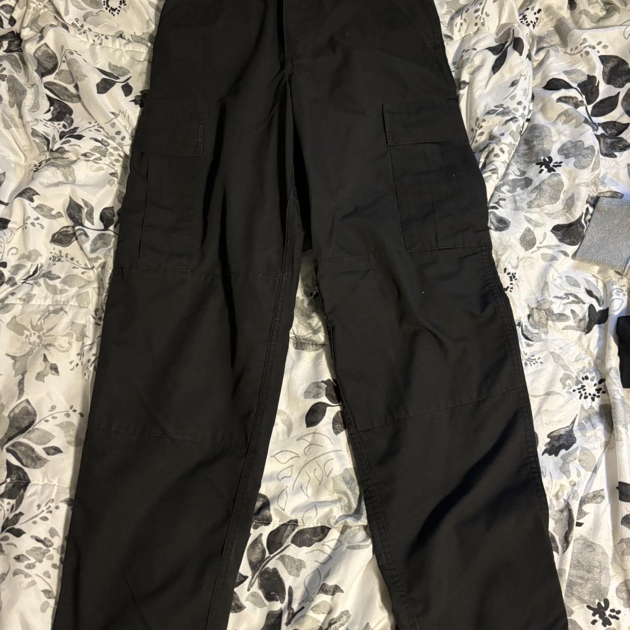 thirfted black cargos - Depop