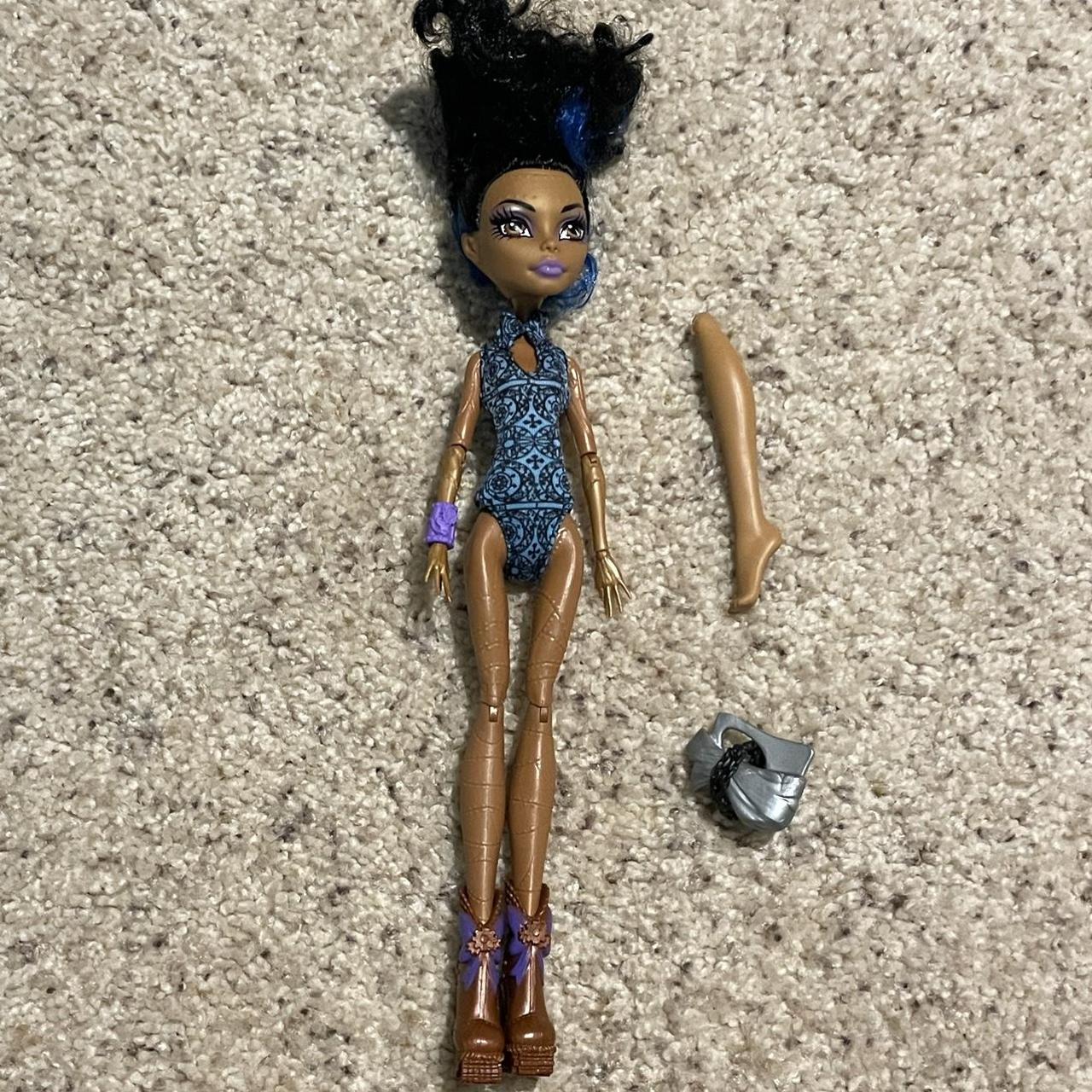 Robecca doll plus Clawdeen leg and Spectra purse for... - Depop
