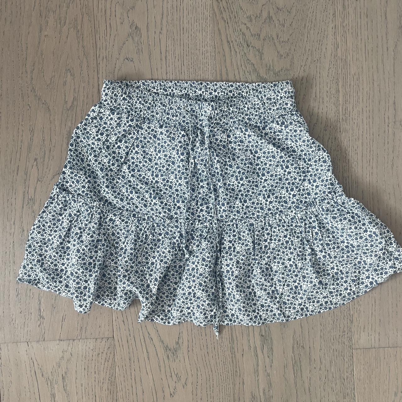Subdued skirt Stretches at the waist can also... - Depop