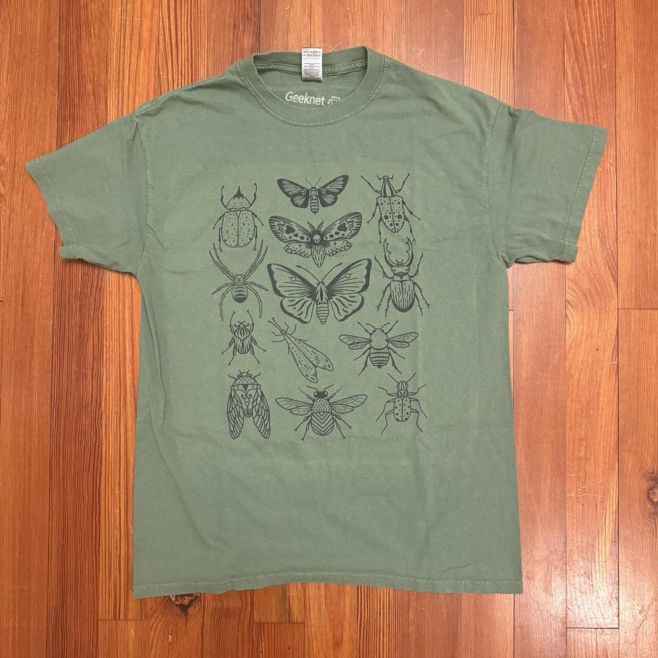 Geeknet green insect print t-shirt Size medium (runs... | Depop