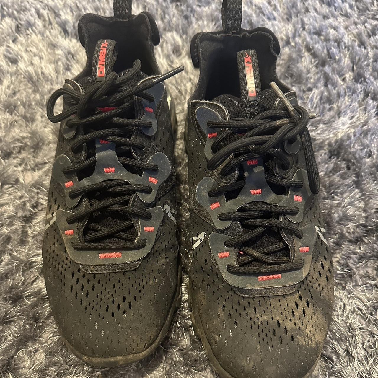 Nike reacts with red accents would need cleaning up - Depop