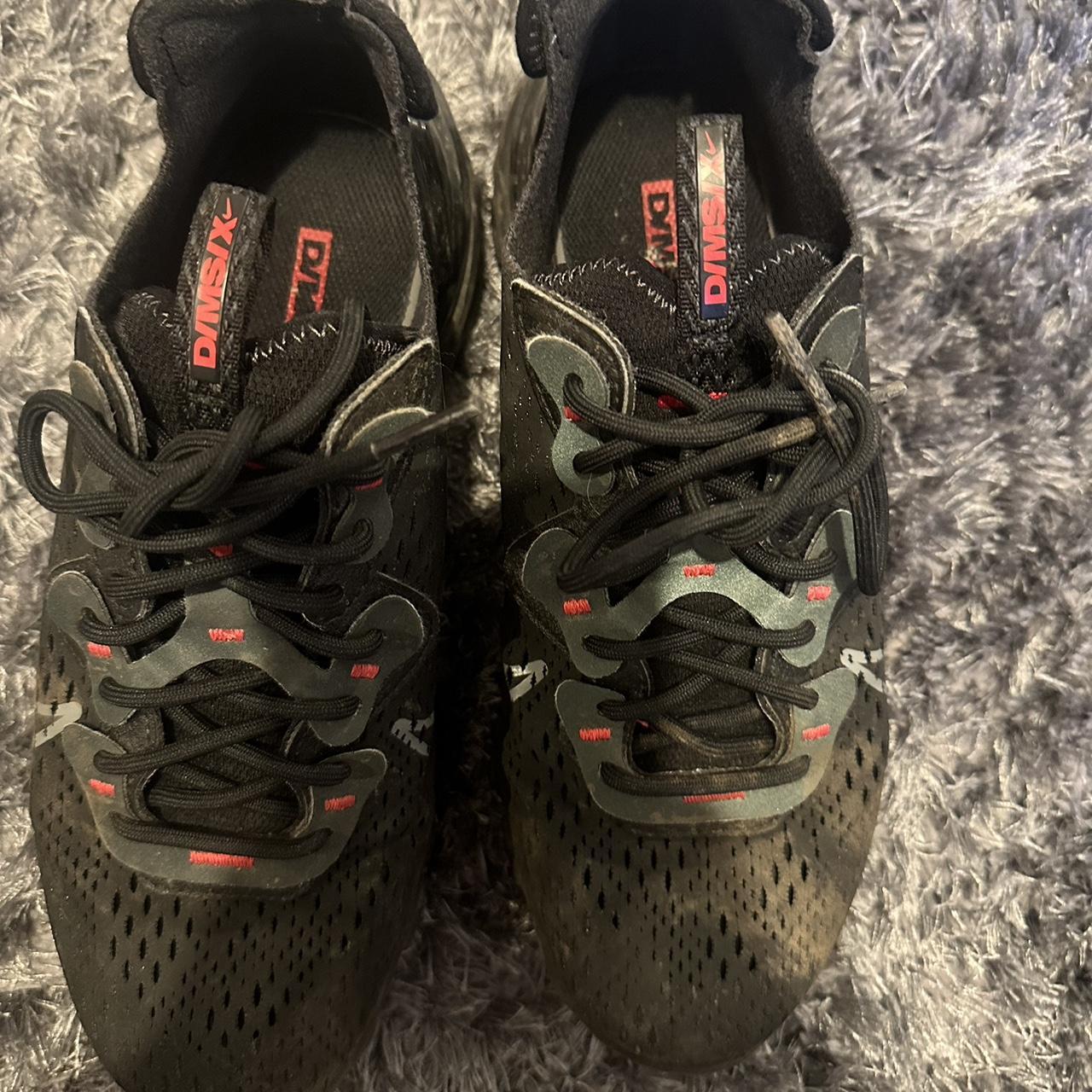 Nike reacts with red accents would need cleaning up - Depop