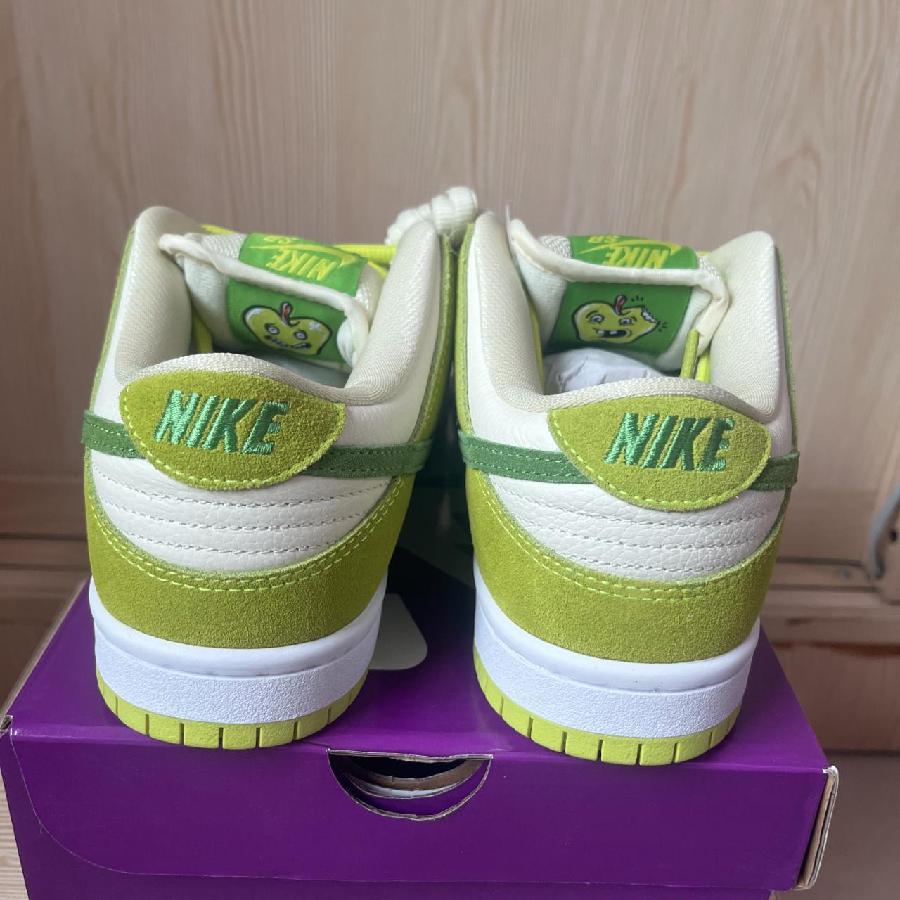 Nike dunk low green apple Women size US7 - Depop