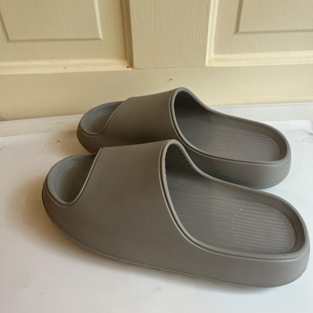 Grey Slides (W:7-8) - Depop