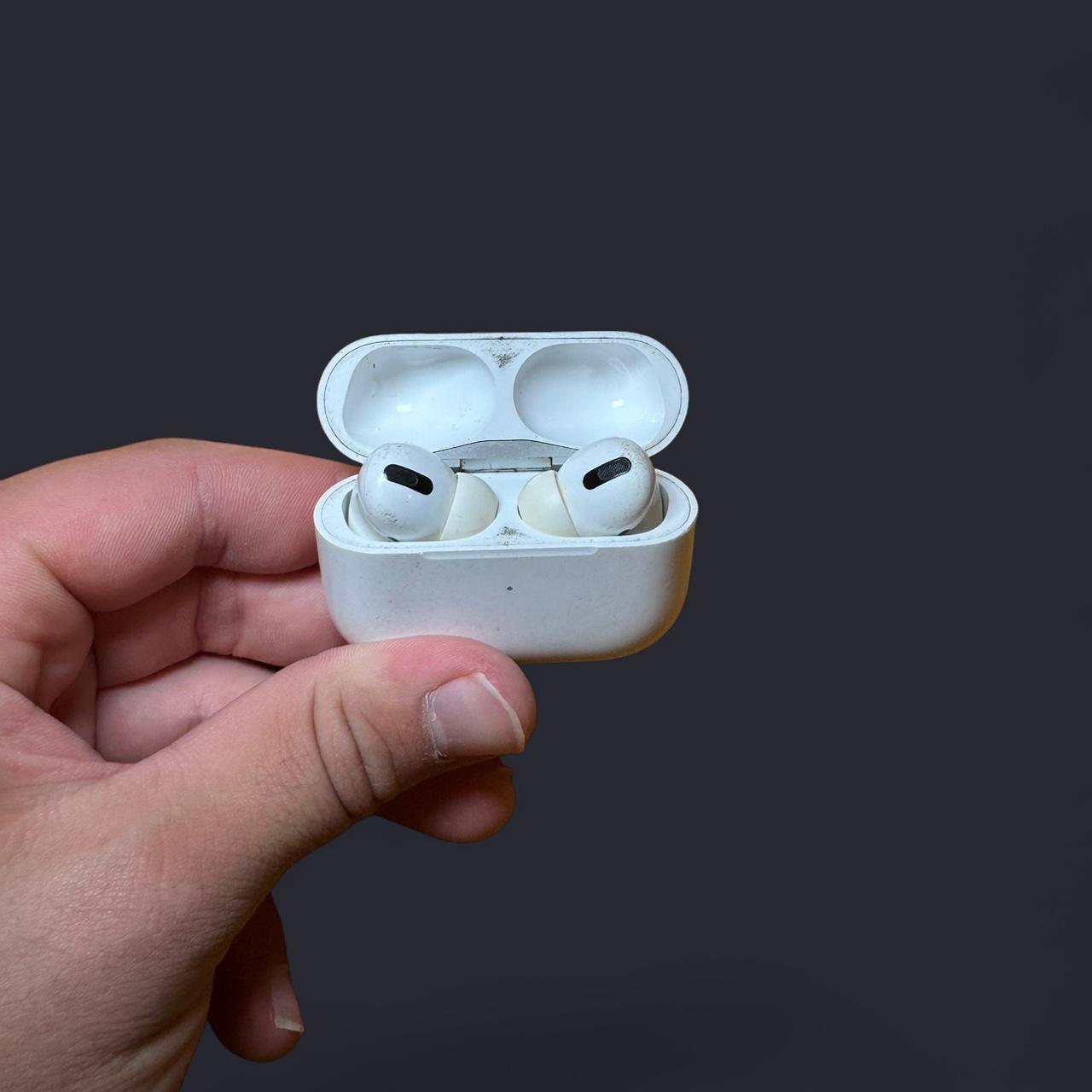 Apple AirPod Pro’s Earbuds #electronics | Depop