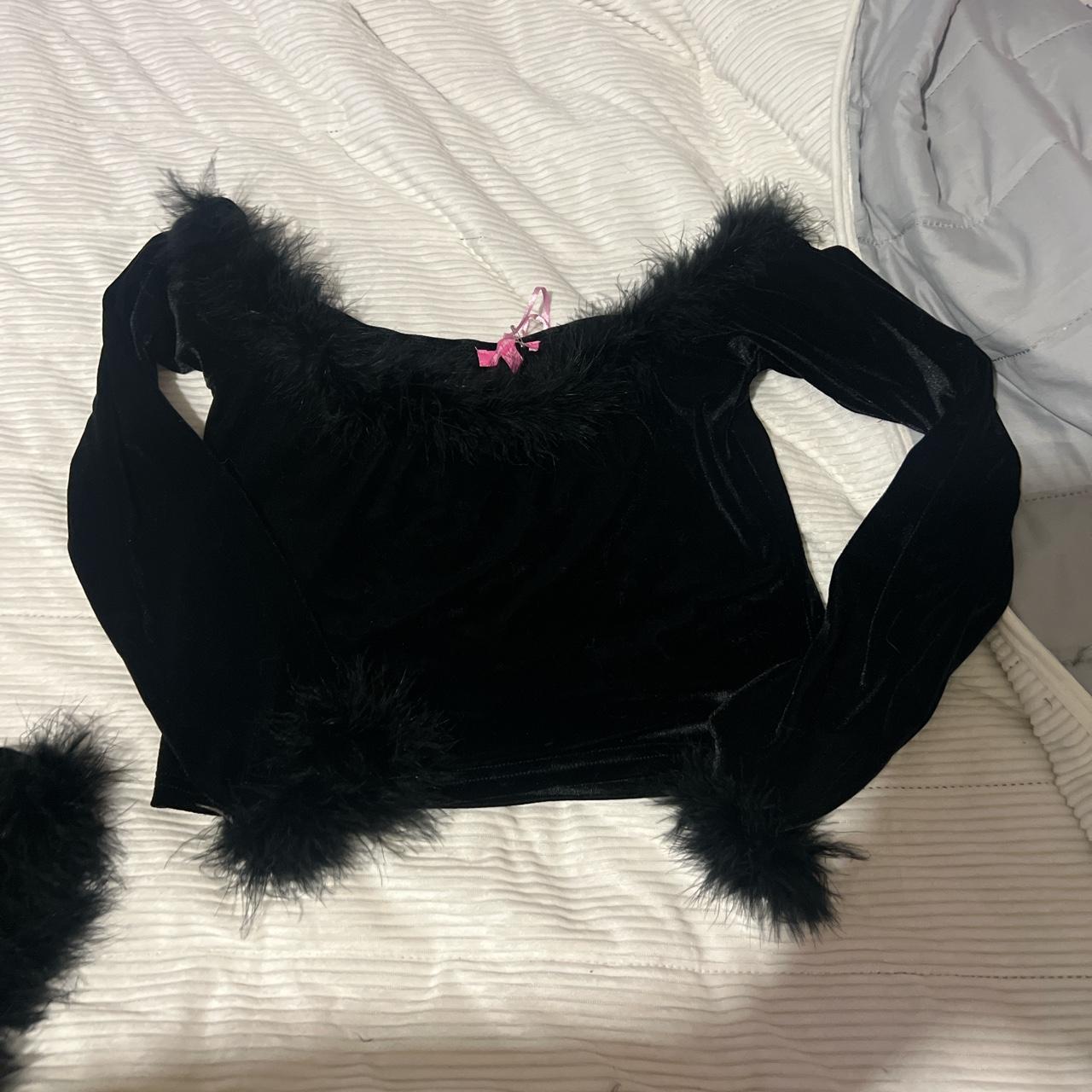 Cute fuzzy top never worn did not fit #dollskill... - Depop