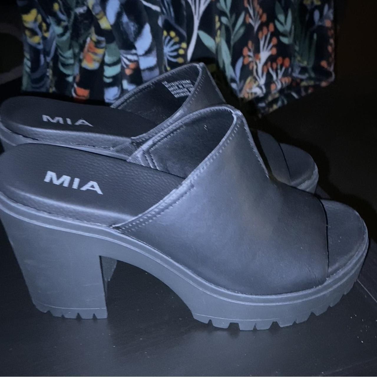 MIA Women's Black Slides | Depop