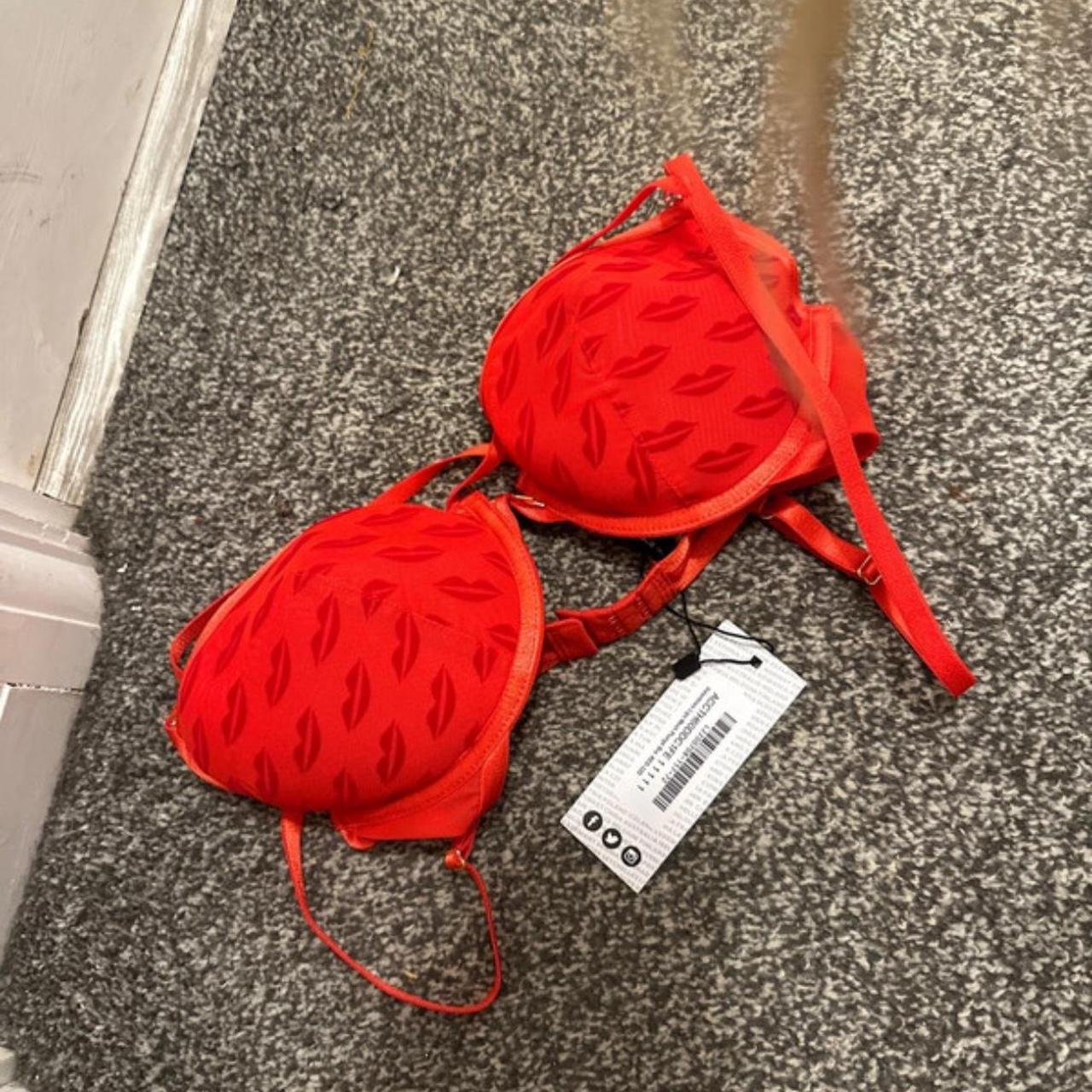 Boohoo padded bra 32D Never worn left too late to... - Depop