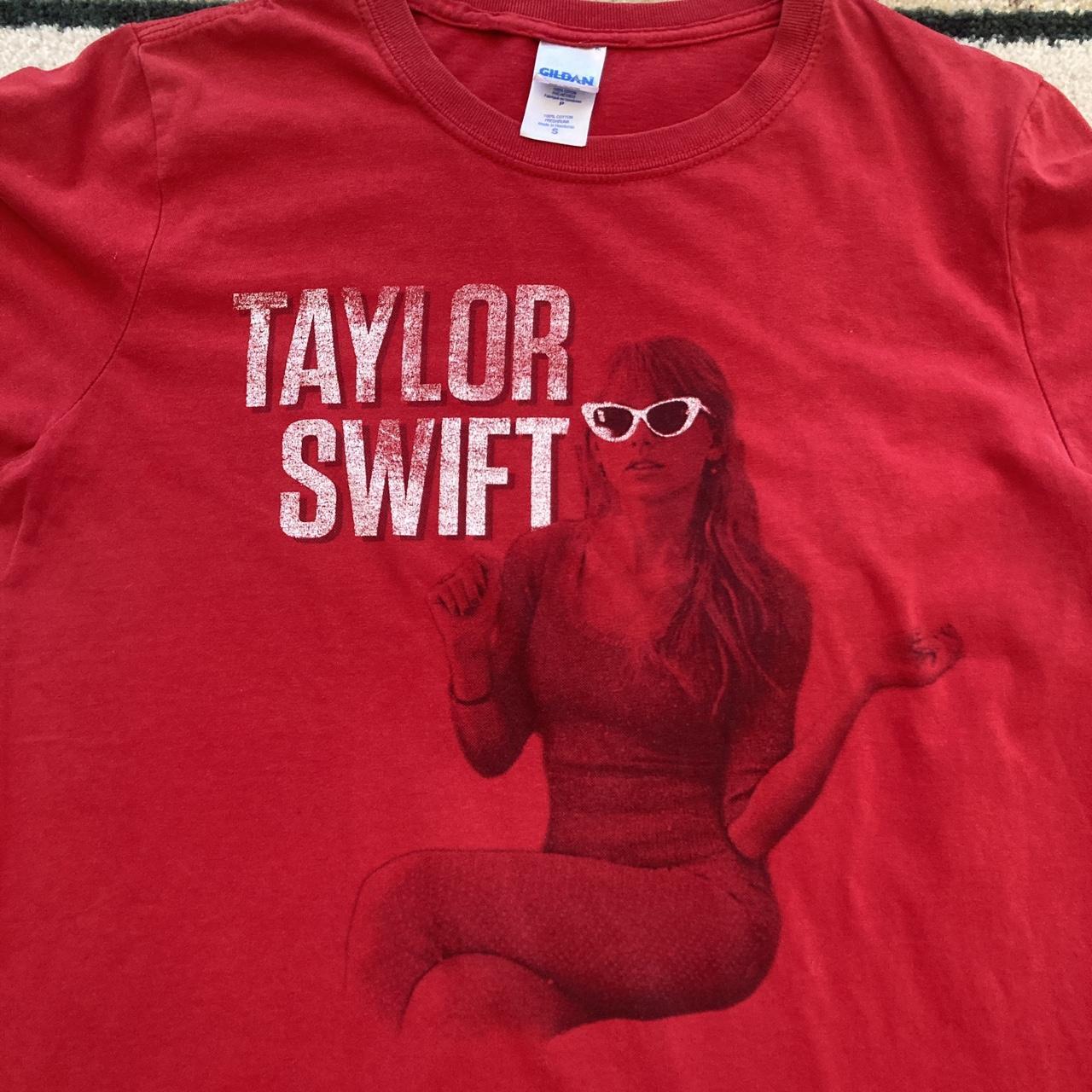 Taylor Swift - Red T-shirt in a unisex size Small on... - Depop