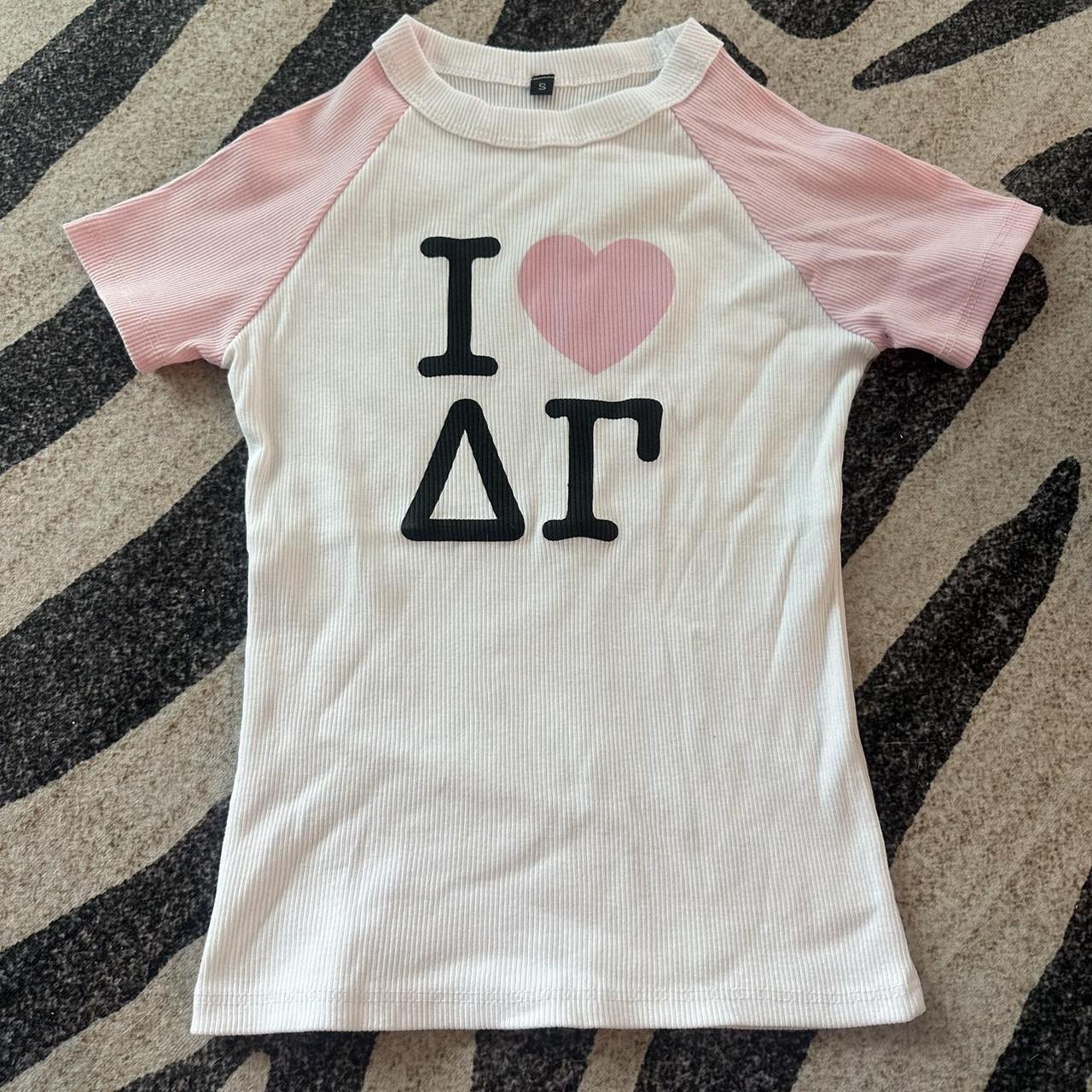 Delta Gamma baby tee. I heart DG never worn size... - Depop