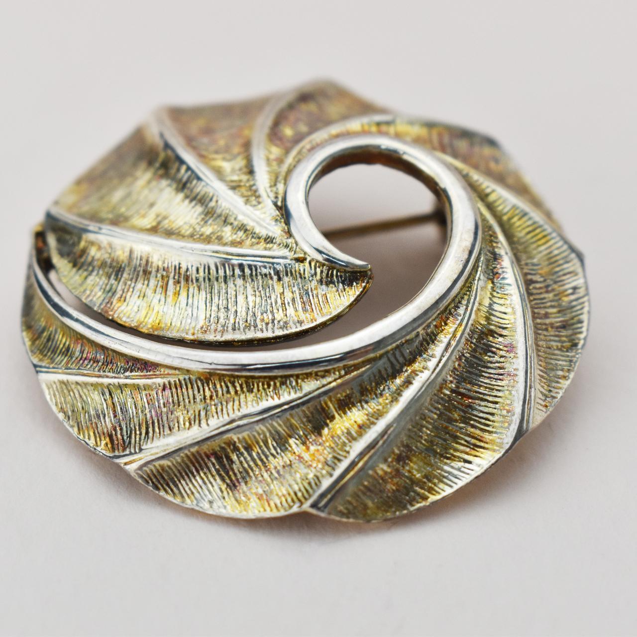 Sea shell brooch gold tone, large nautical round... - Depop