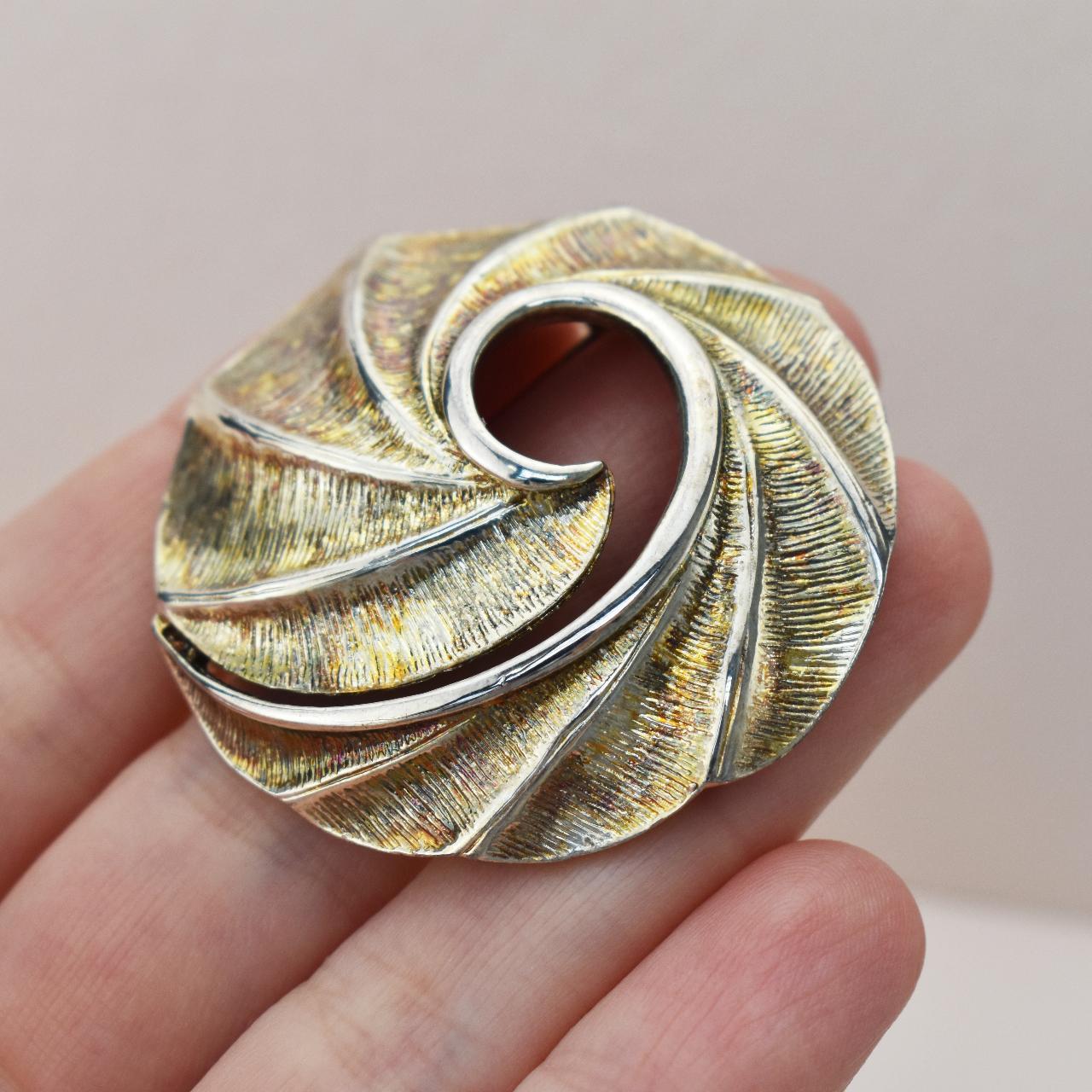 Sea shell brooch gold tone, large nautical round... - Depop