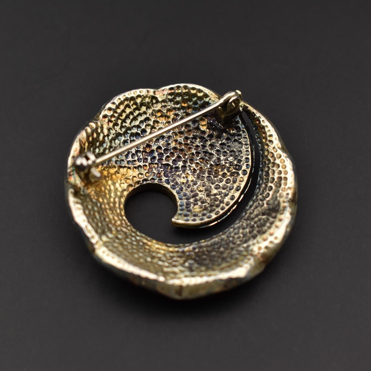 Sea shell brooch gold tone, large nautical round... - Depop