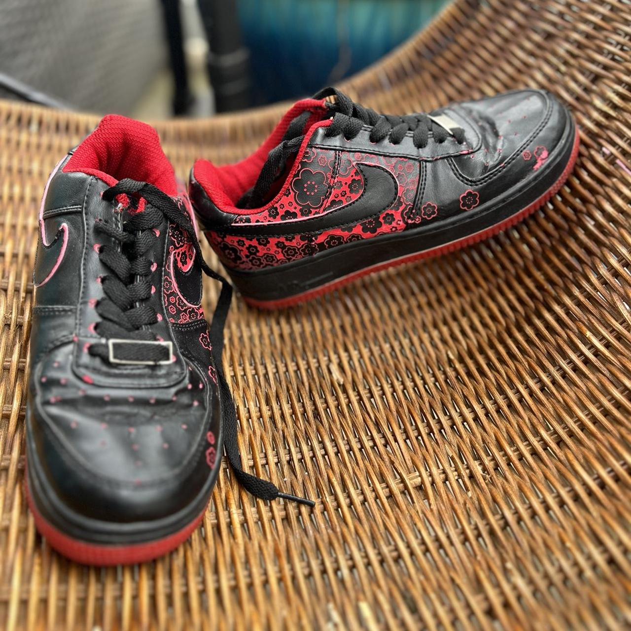 Nike Women's Black and Red Trainers | Depop