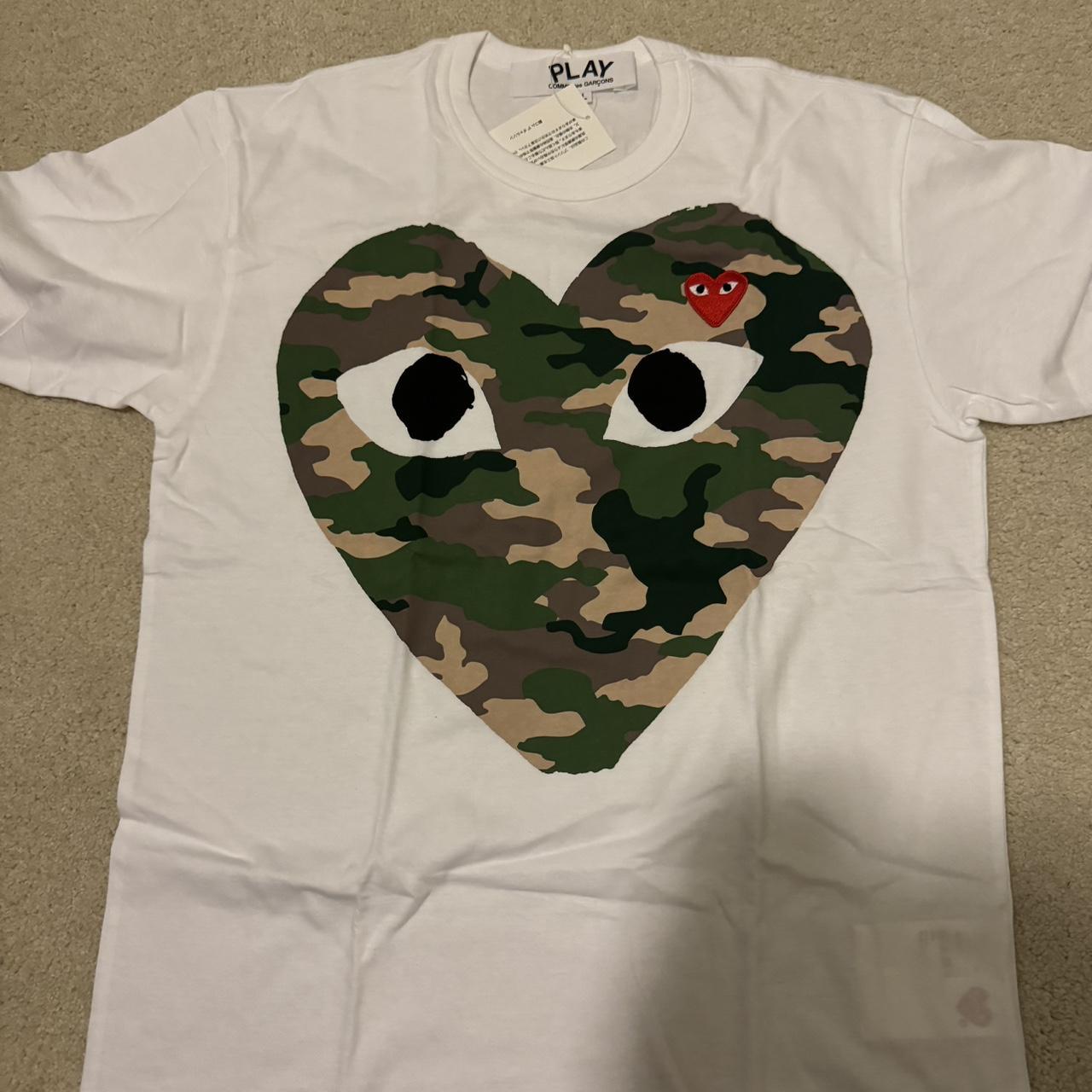 CDG camo heart tee, sz L, never worn - Depop
