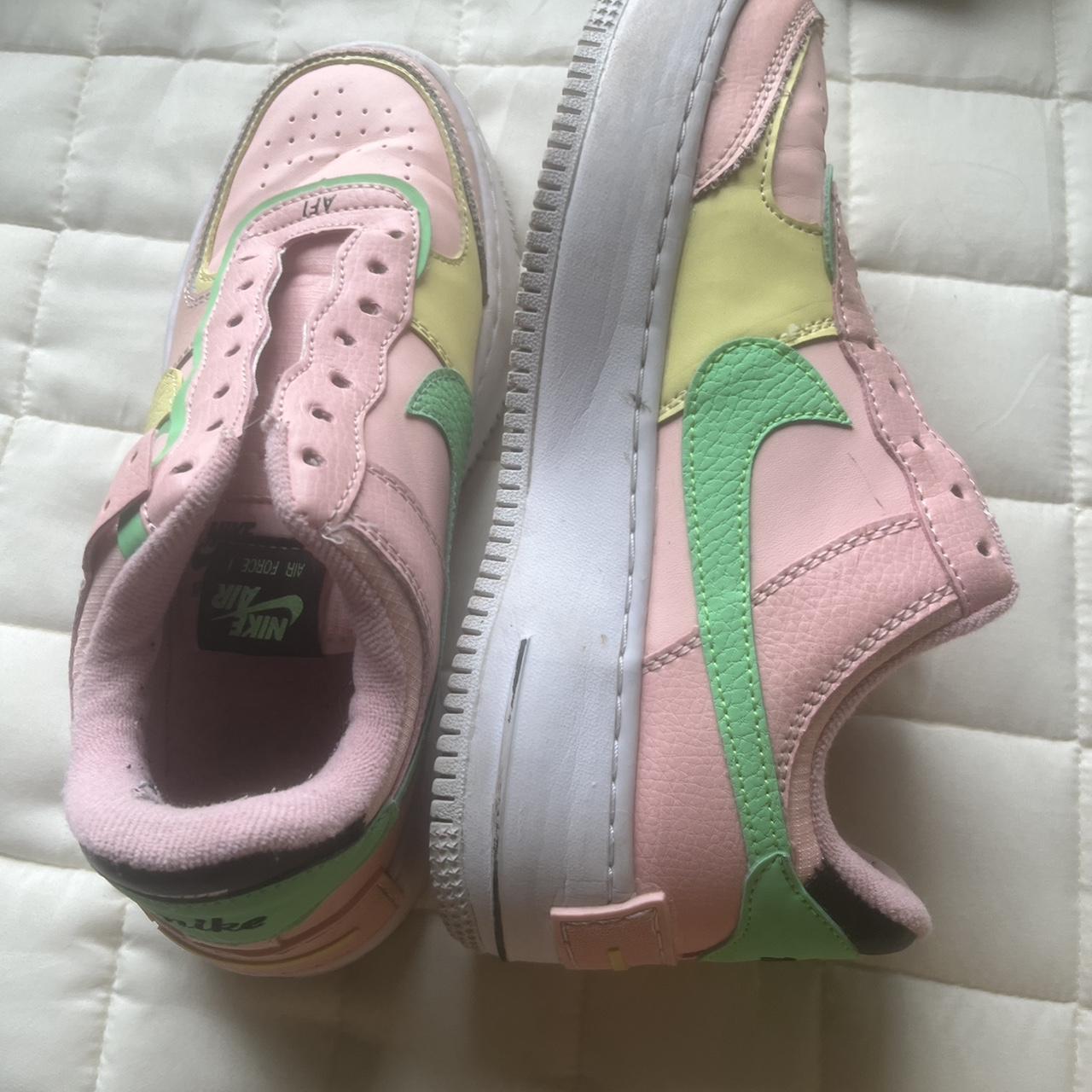 Nike Women's Pink and Green Trainers | Depop